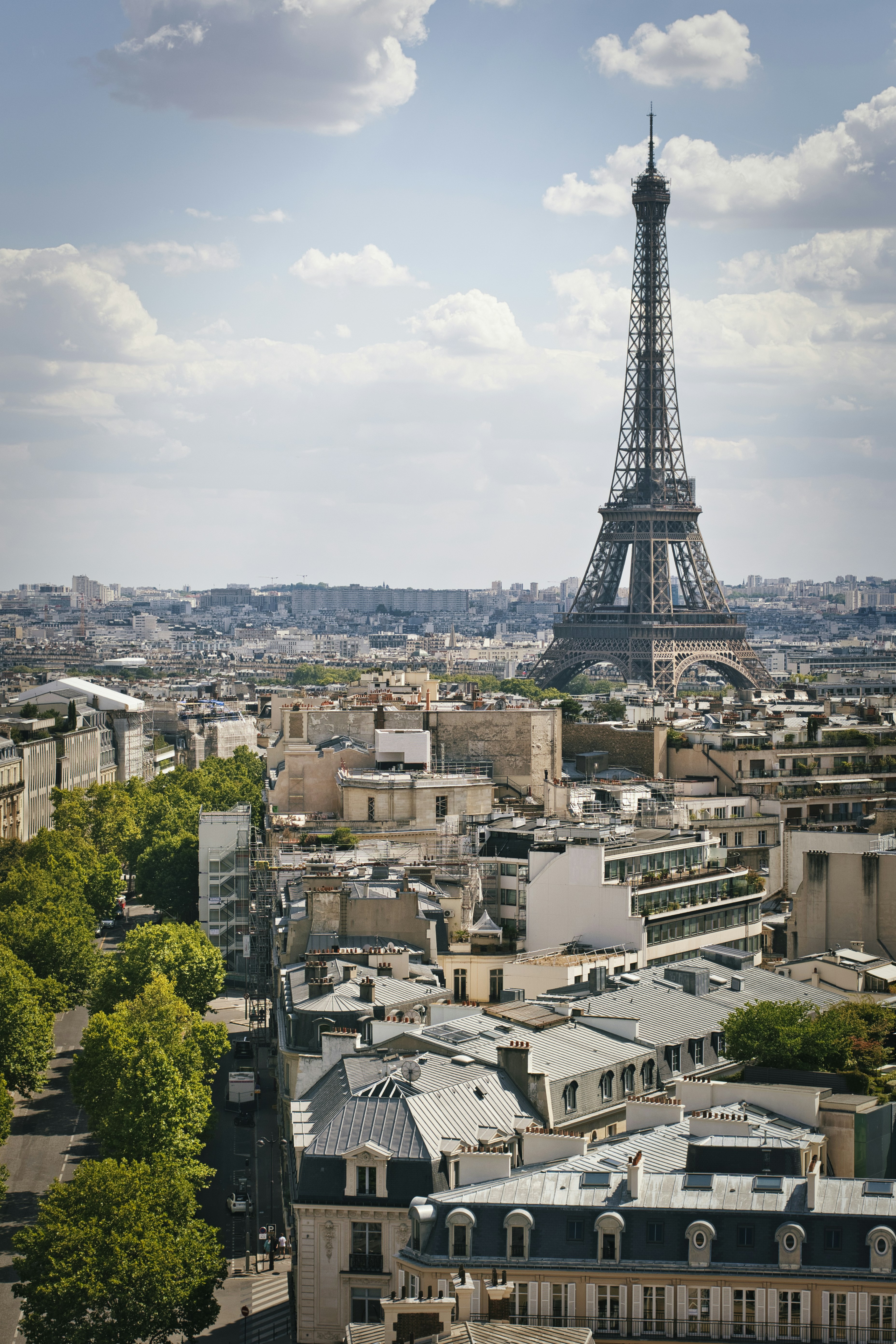 Una alta torre de metal en la Torre Eiffel foto – Imagen de París ...