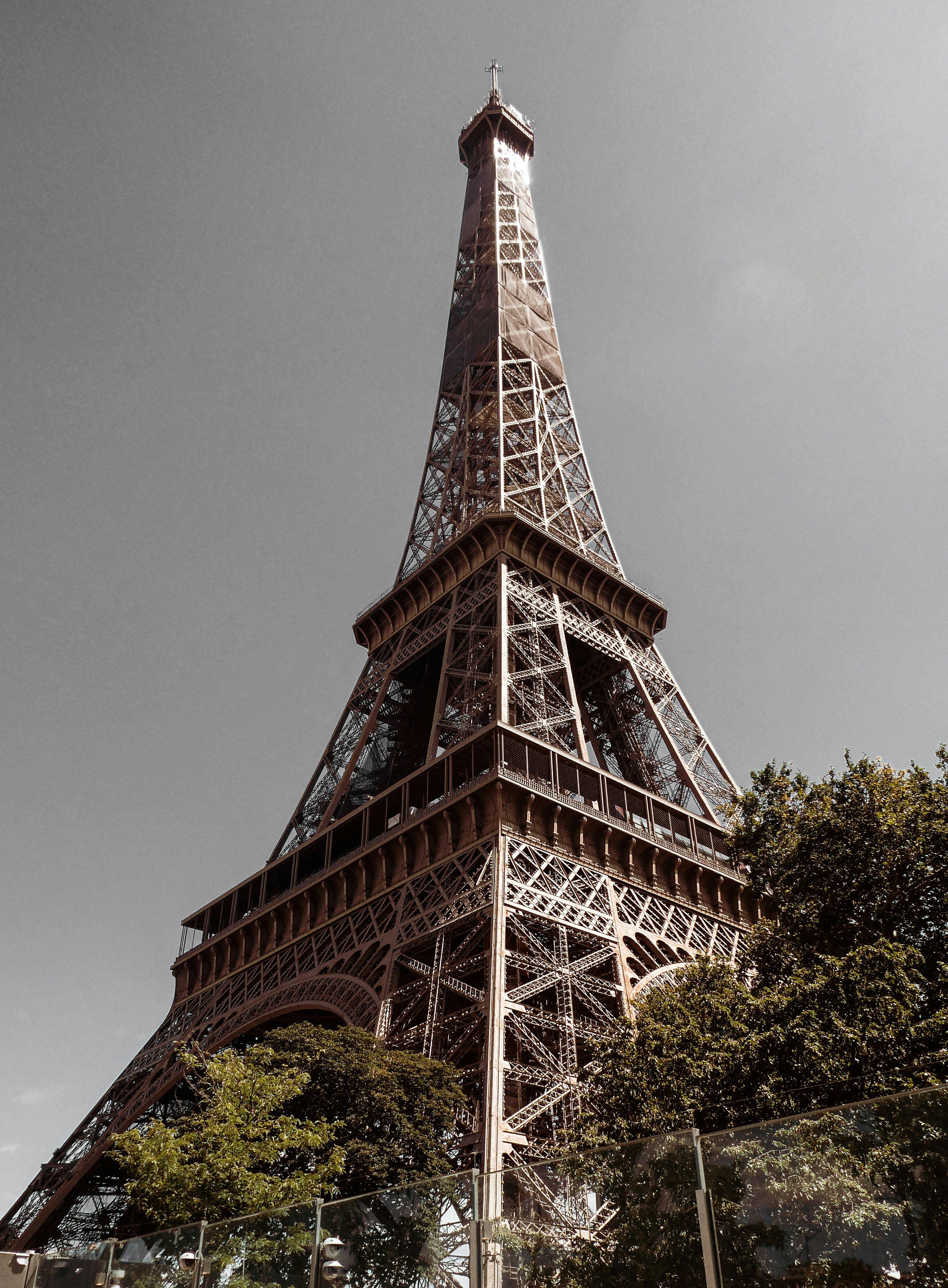 Una alta torre de metal foto – Imagen de París gratuita en Unsplash