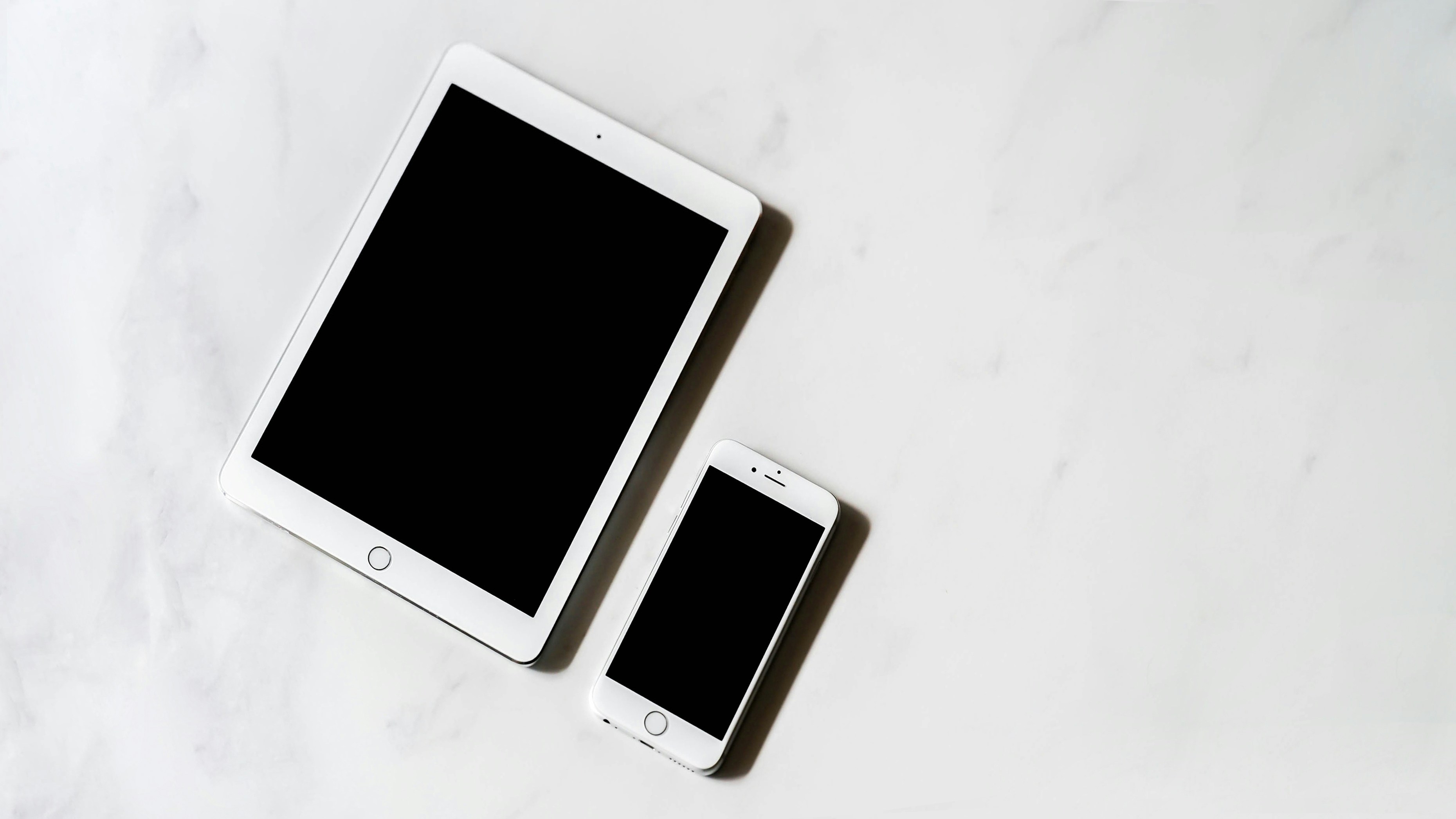 Foto Un par de teléfonos celulares – Imagen Pantalla gratis en Unsplash