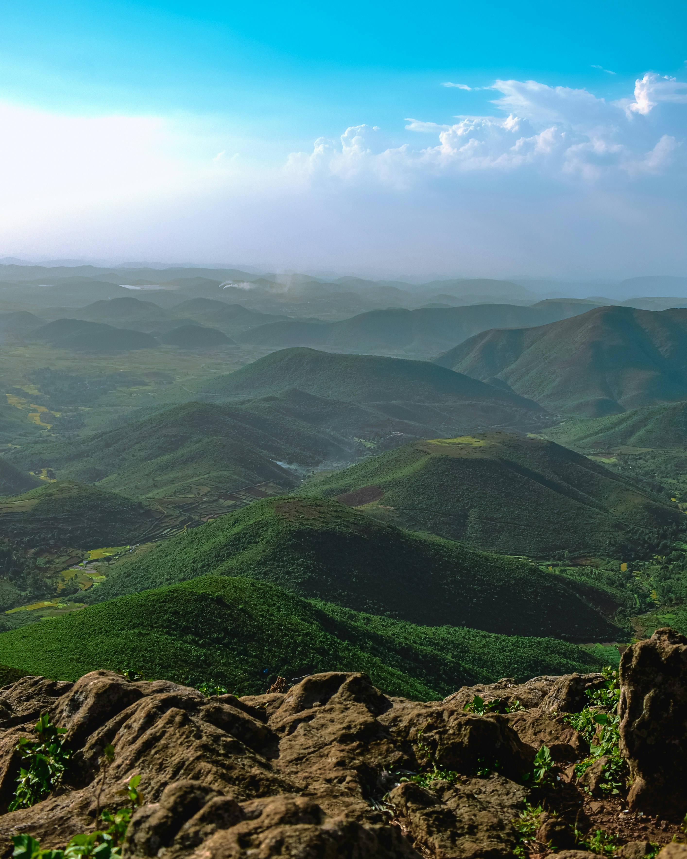 Une vallée traversée par une rivière photo – Photo Nature d'en haut ...