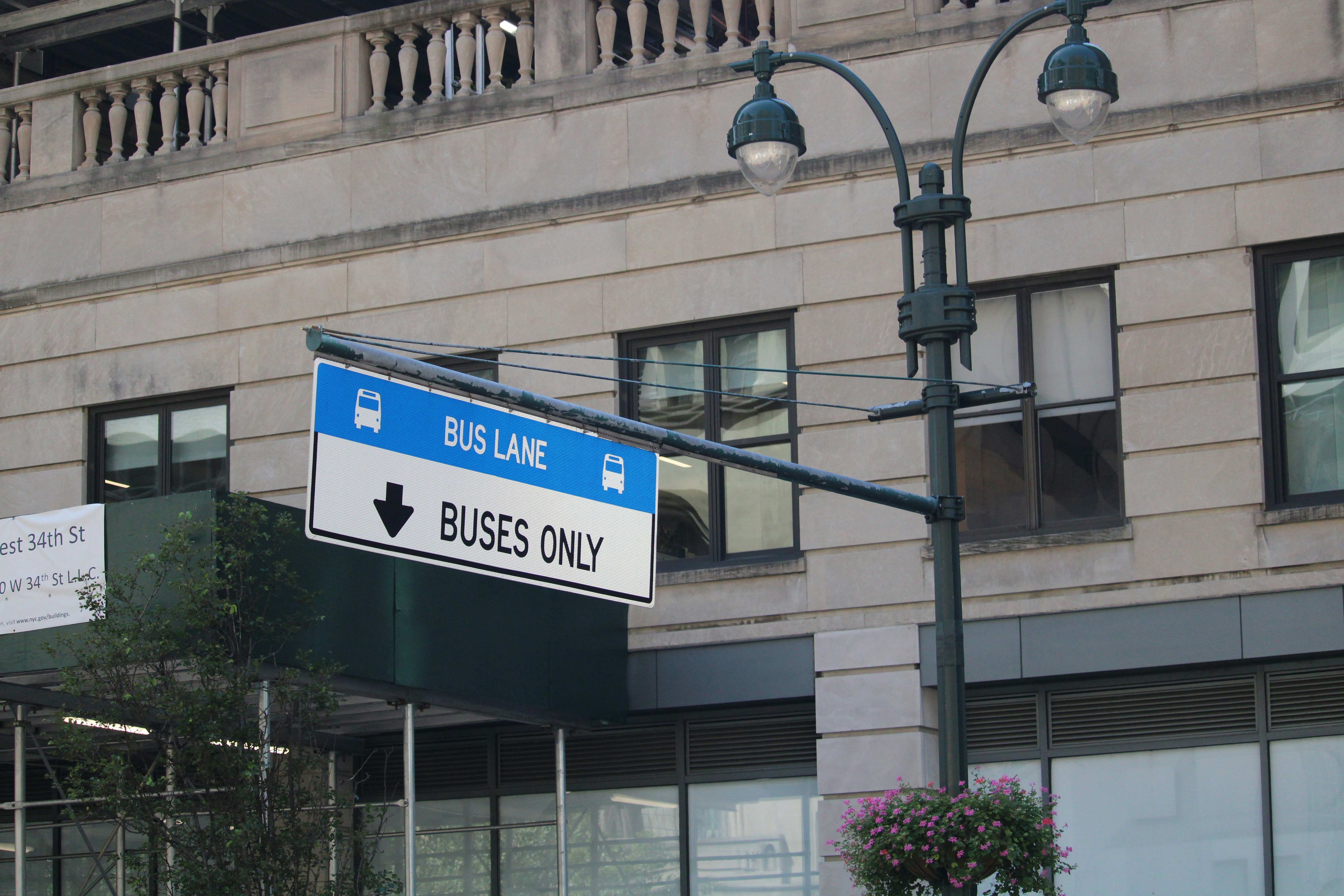 Urban Transit Guidance: A Visual Cue for Commuters