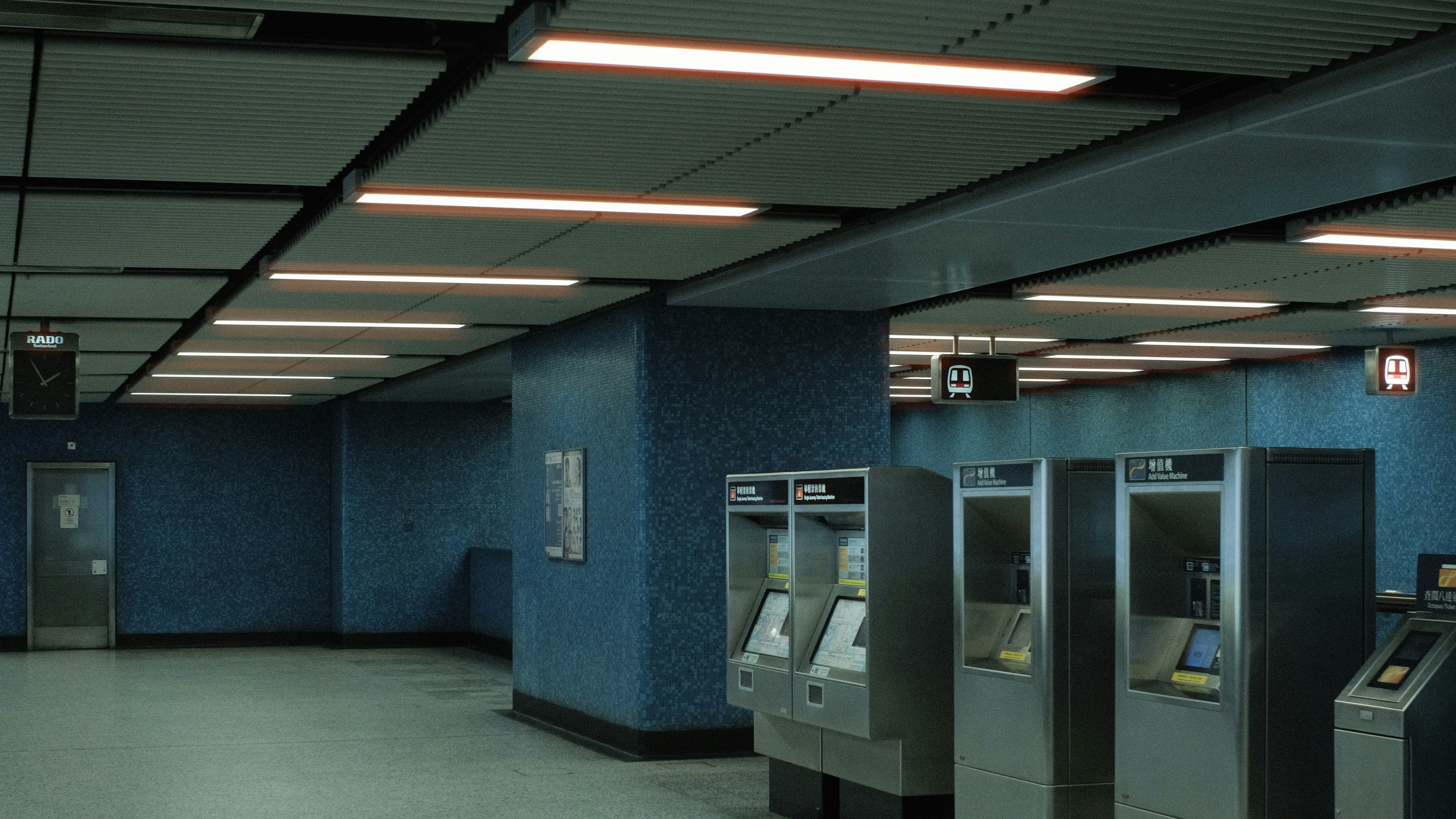 A row of atm machines photo – Free 藍田站 Image on Unsplash