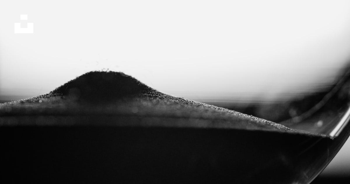 와인 한 잔 사진 Unsplash의 무료 검정 이미지