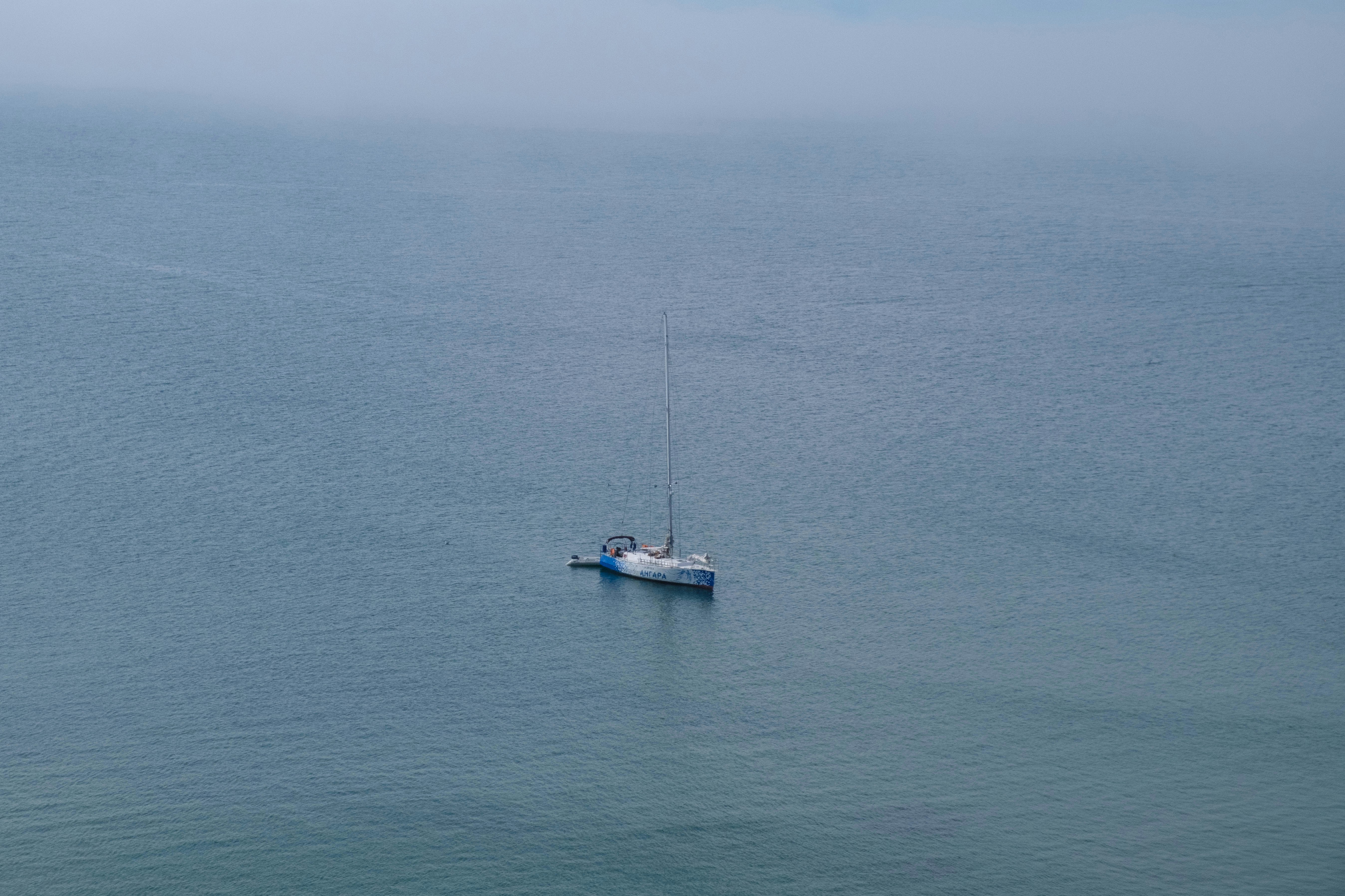 Un barco en el agua foto – Imagen de Gris gratuita en Unsplash
