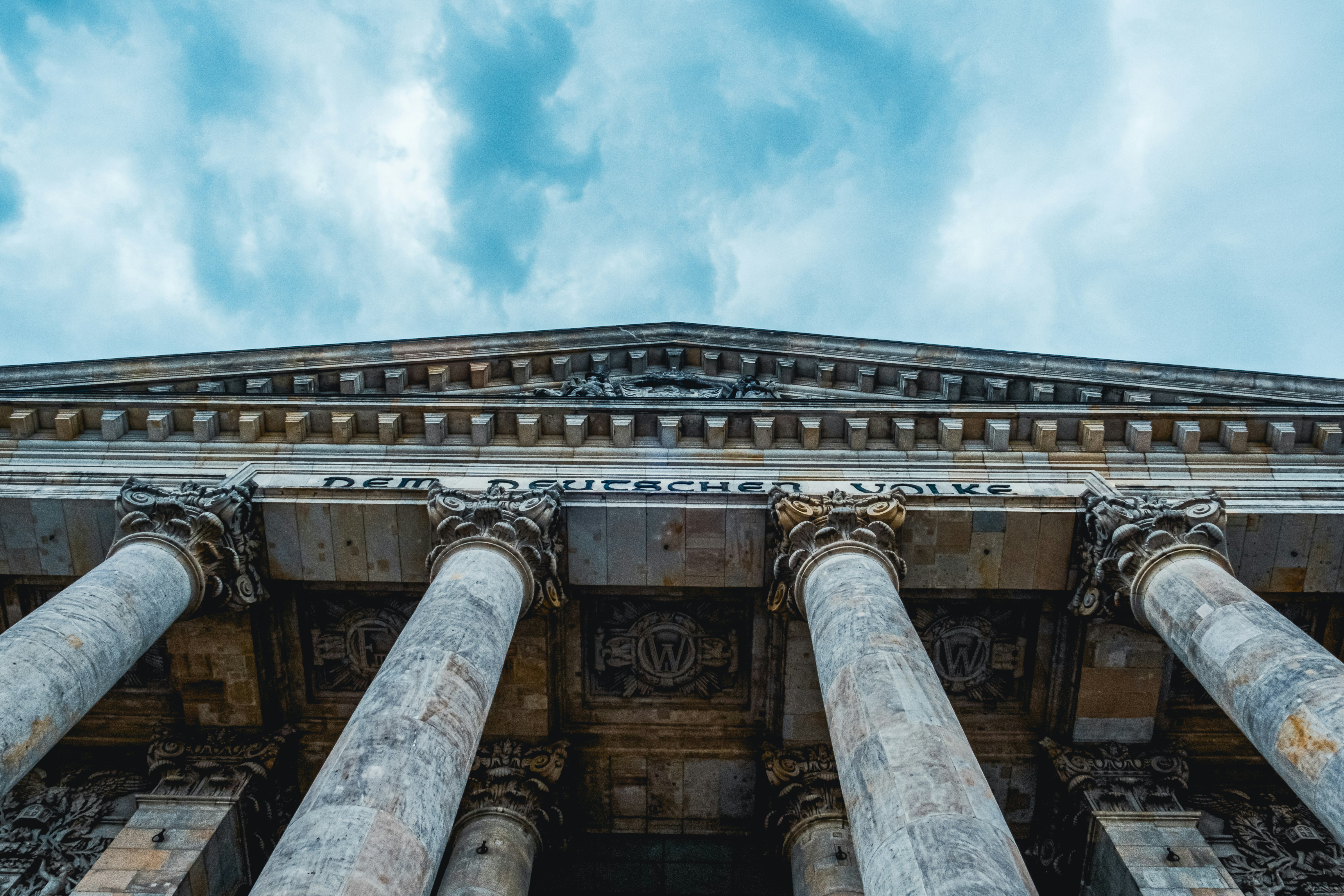 A building with many pillars photo – Free Berlin Image on Unsplash