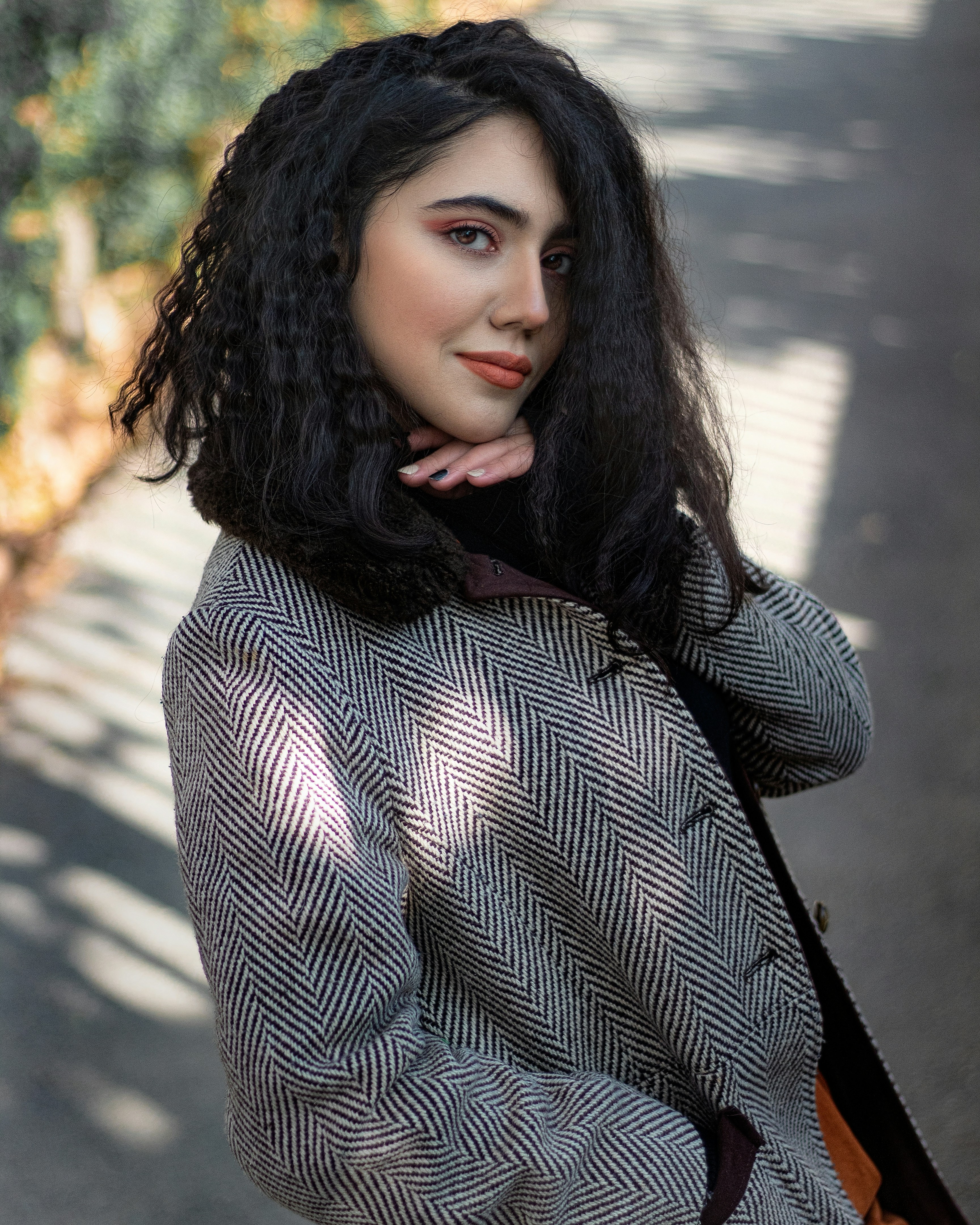 Foto Una mujer con cabello largo – Imagen Gris gratis en Unsplash