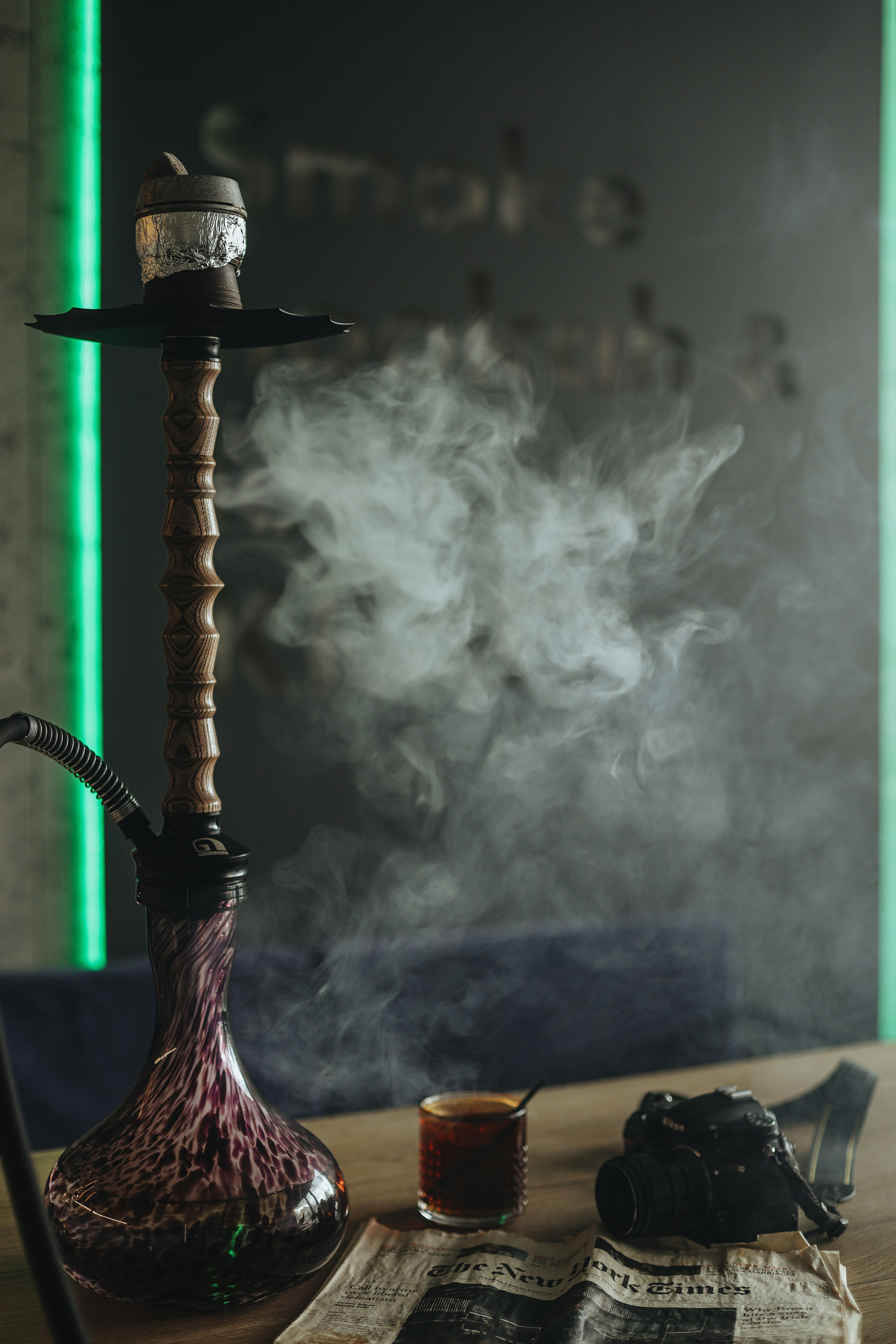 Un appareil à fumer avec une cigarette et un verre de liquide photo ...