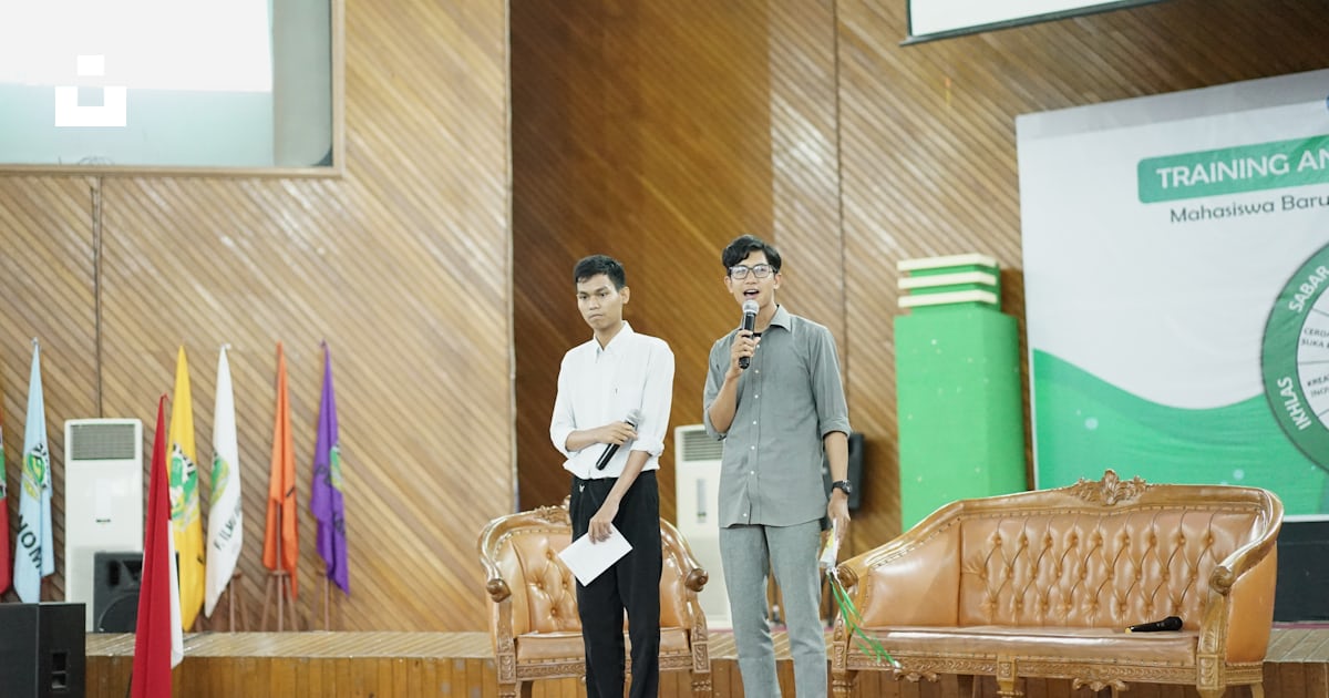 마이크가 있는 연단 앞에 서 있는 두 남자 사진 Unsplash의 무료 사람의 이미지