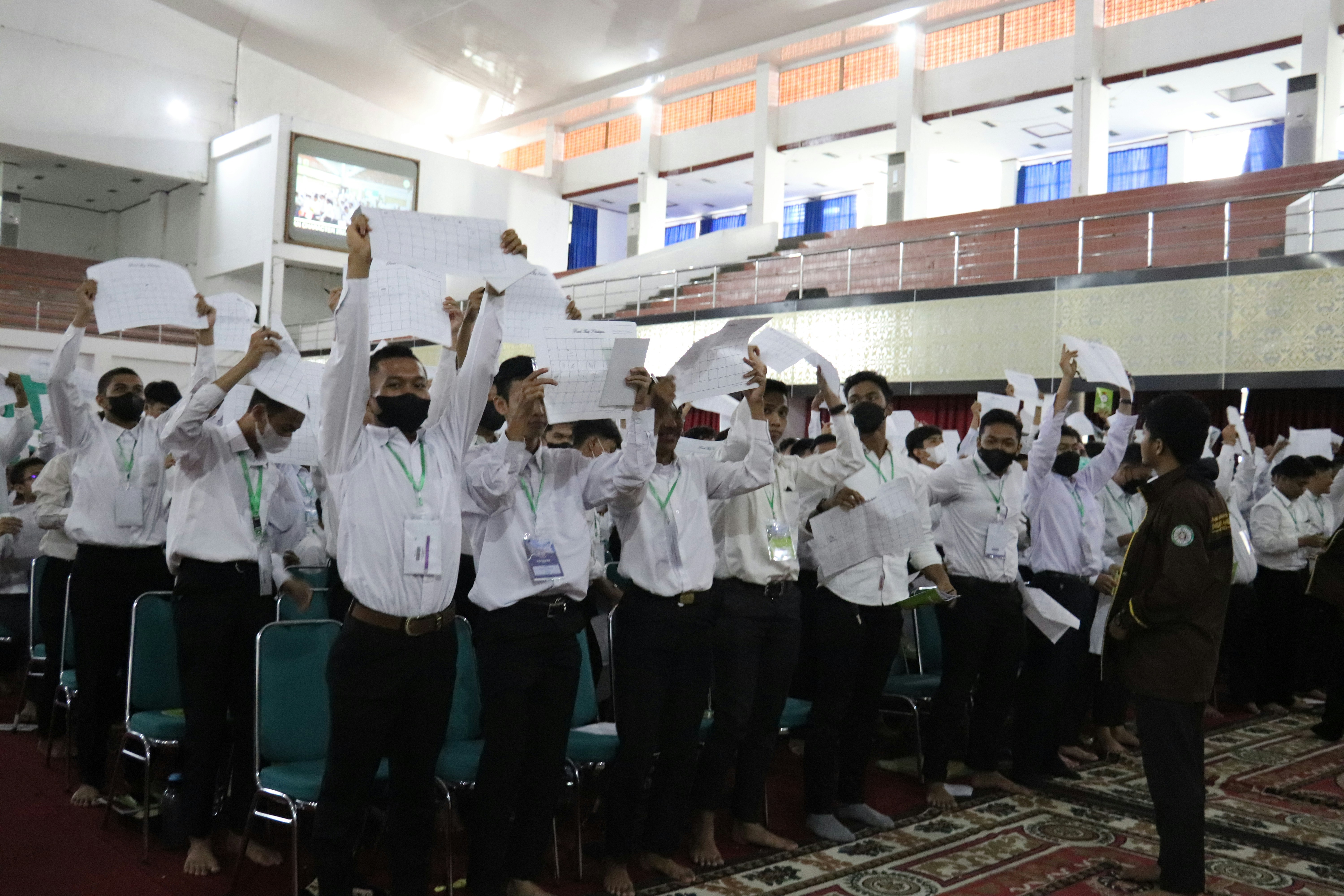 Un groupe de personnes en robes blanches de graduation photo – Photo ...