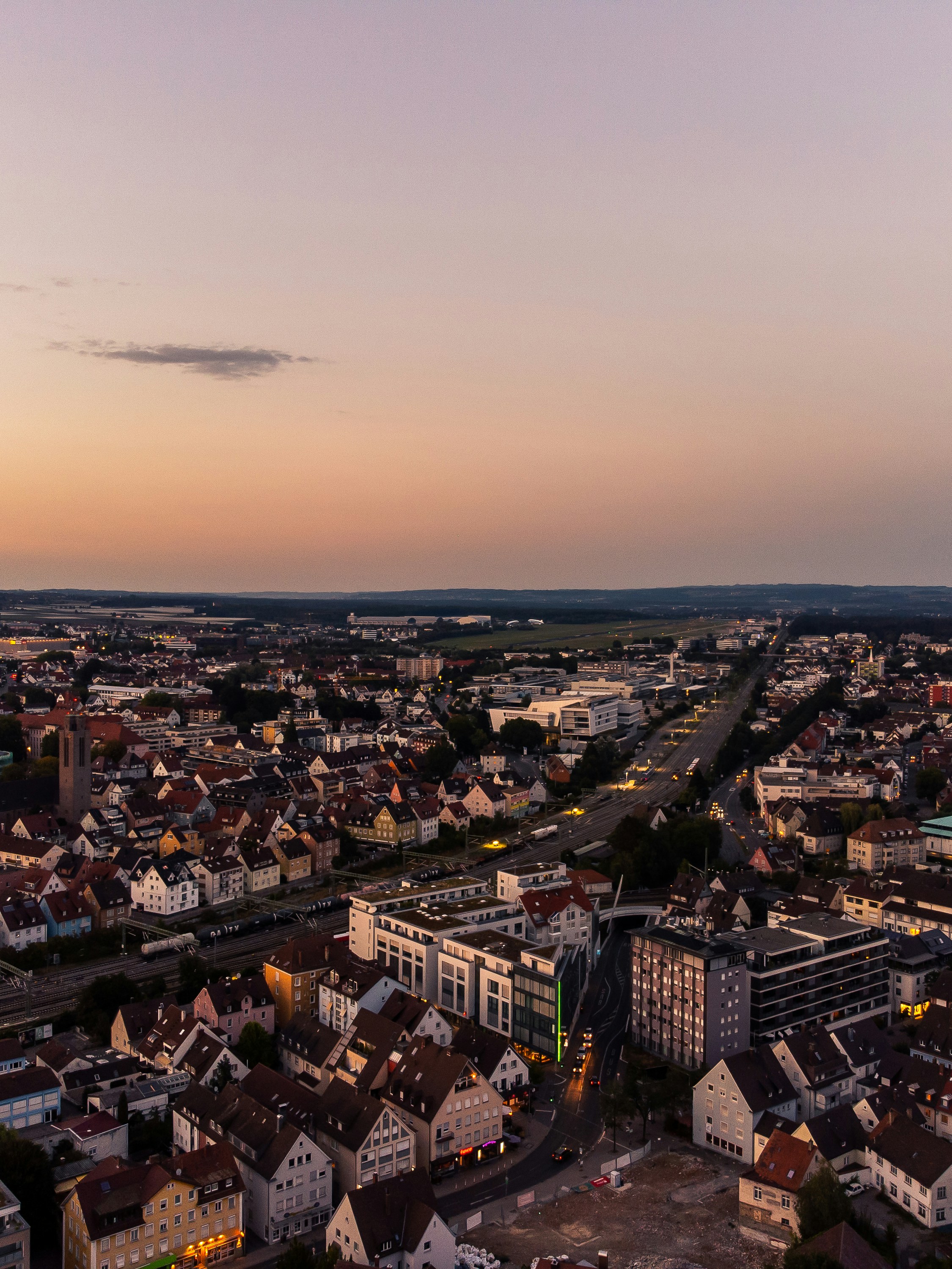 Foto zum Thema Eine Stadt mit vielen Gebäuden und Wasser im Hintergrund ...