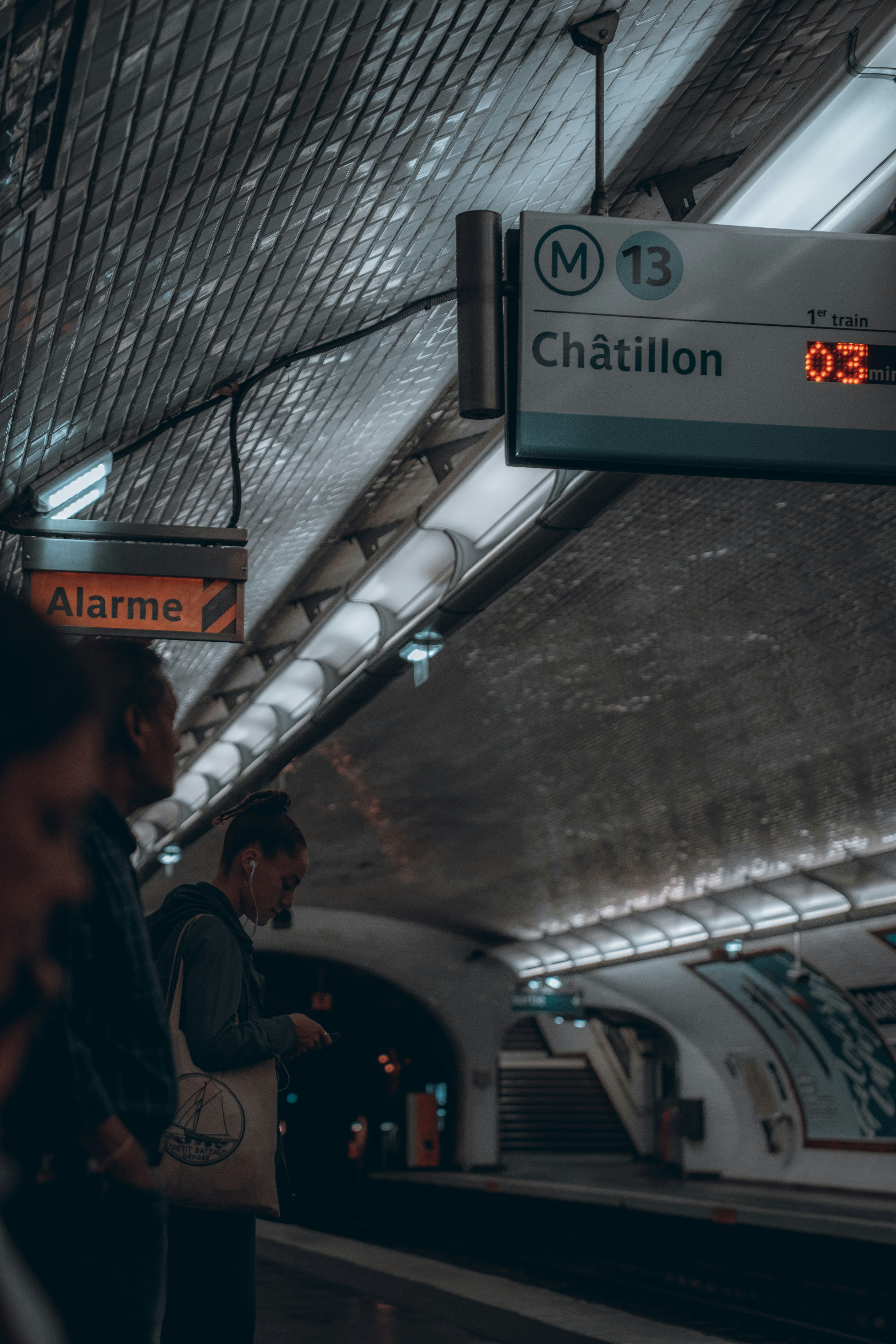 Châtillon M13: A Quiet Moment Beneath the Metro Canopy