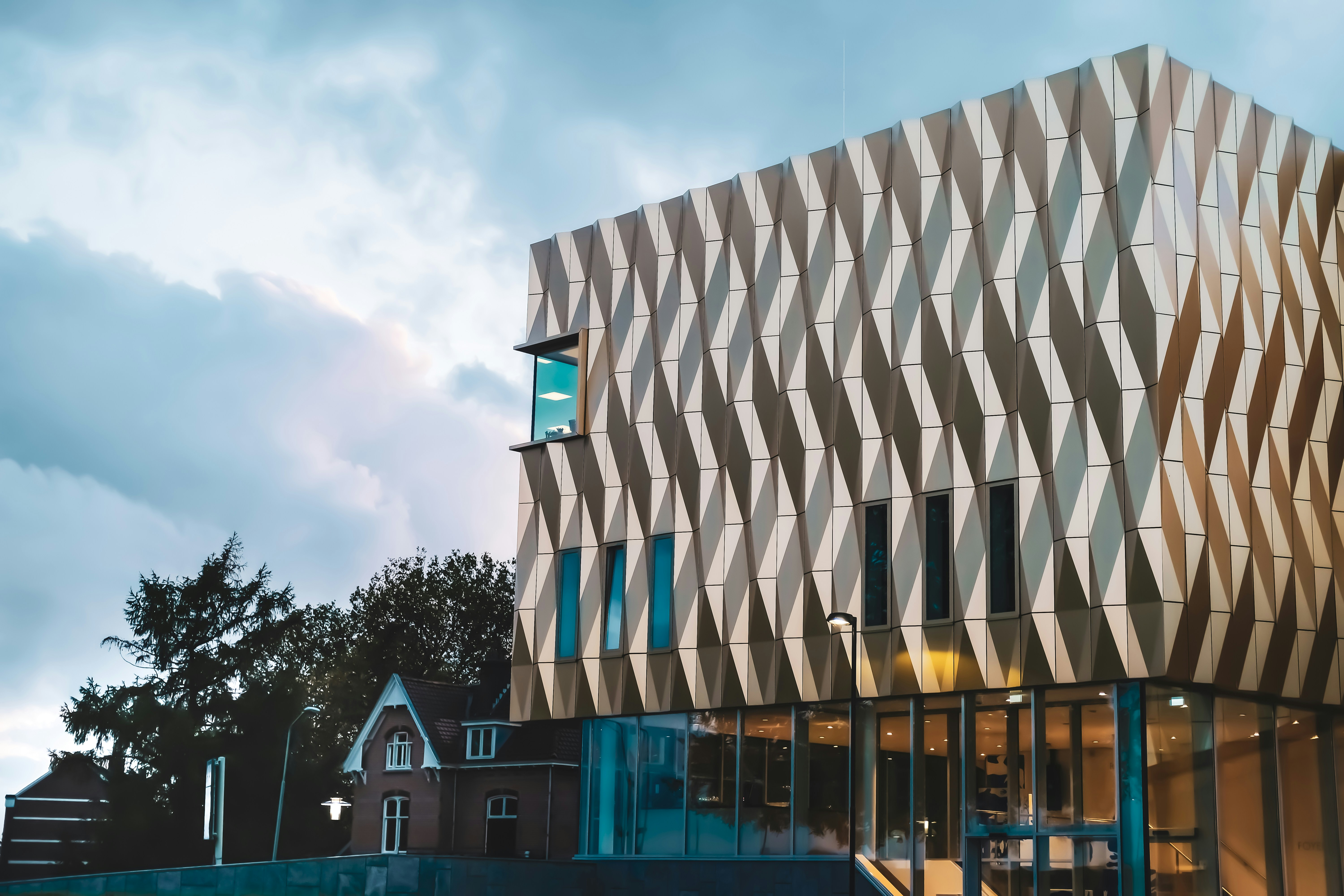 A building with blue and white windows photo – Free Tiel Image on Unsplash