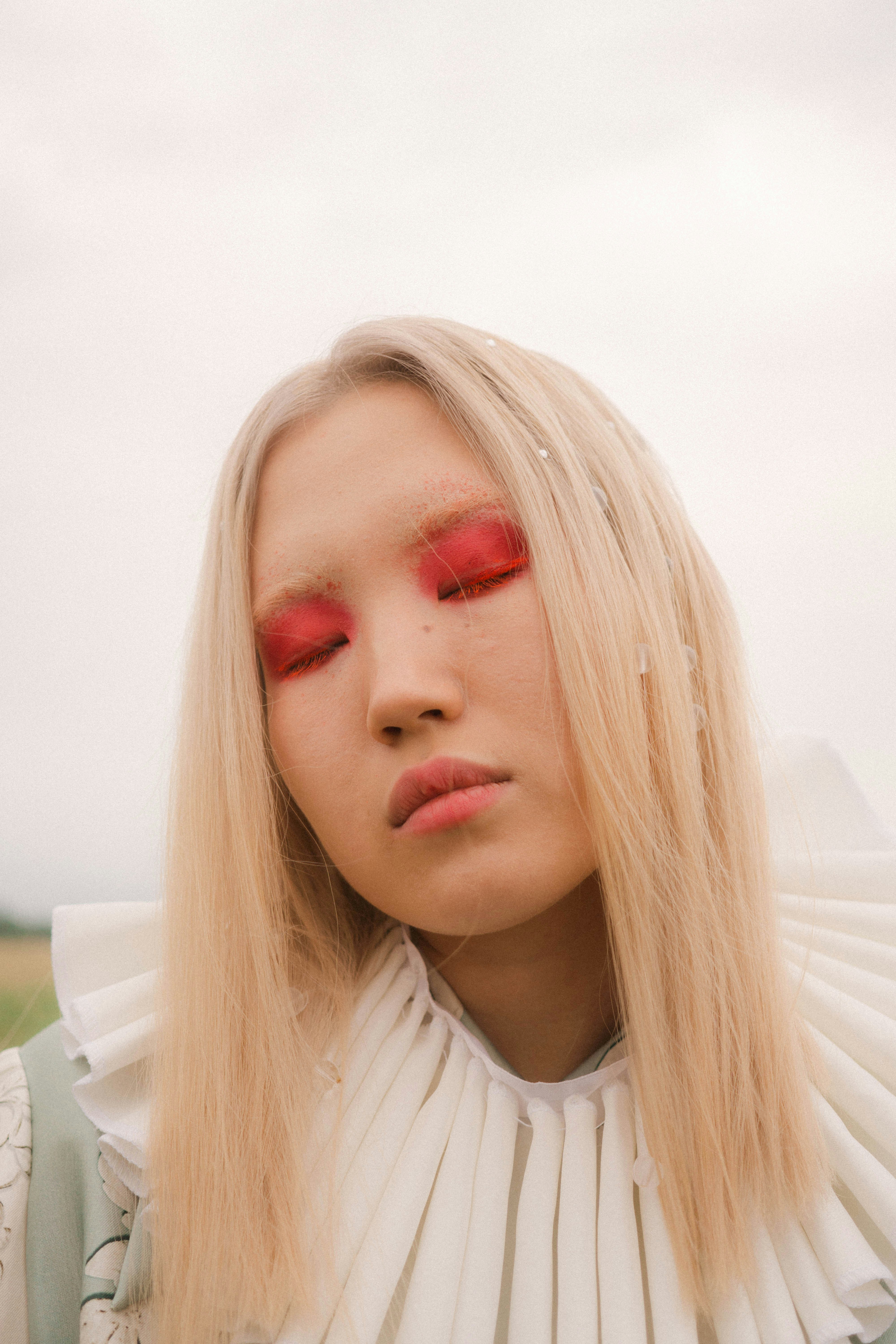 Une femme aux yeux rouges photo – Photo Almaty Gratuite sur Unsplash