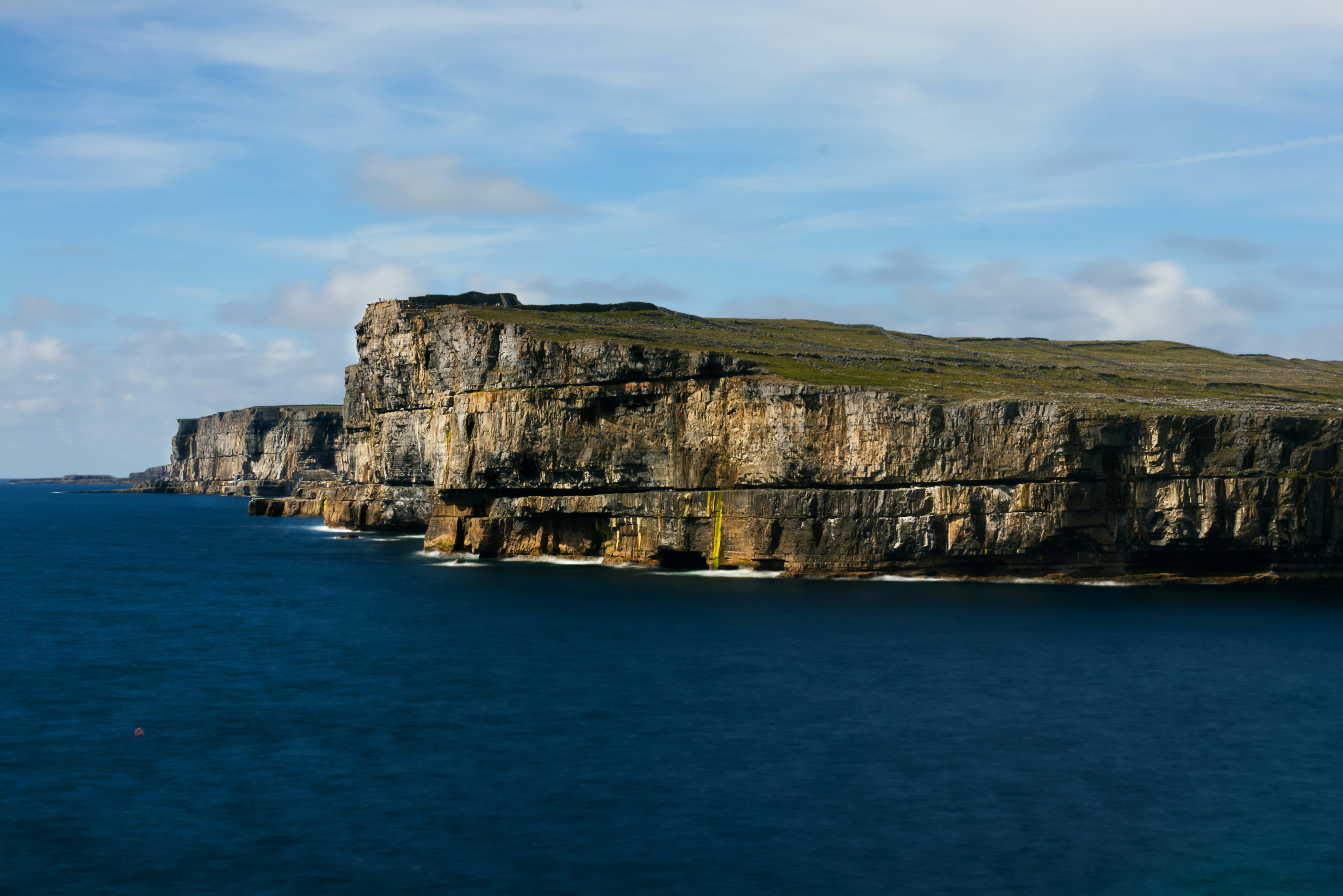 Une falaise avec un plan d’eau en contrebas photo – Photo Comté de ...