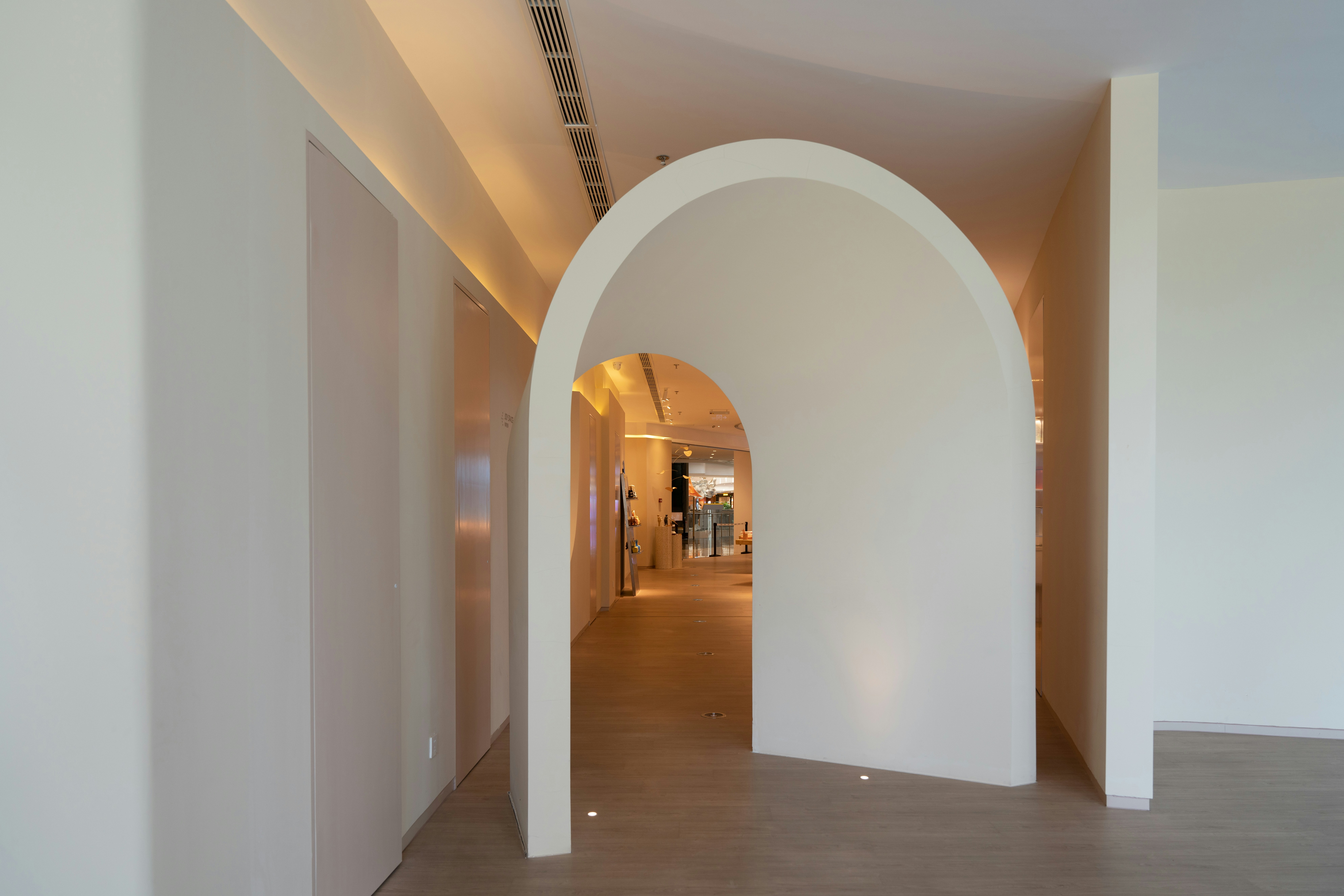 Archway Gallery: A Quiet Corridor Framed by a White Curve