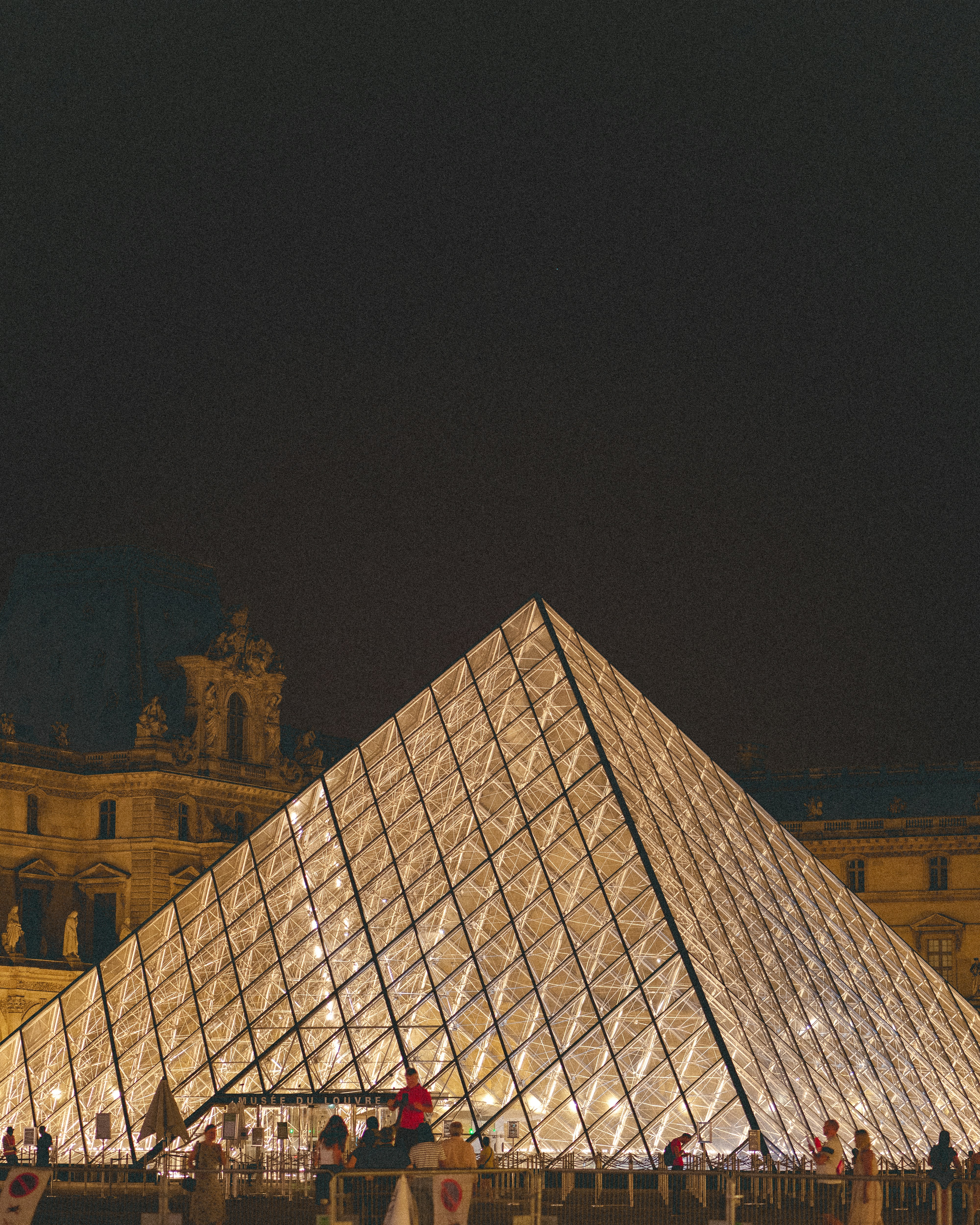 A large glass pyramid photo – Free Building Image on Unsplash