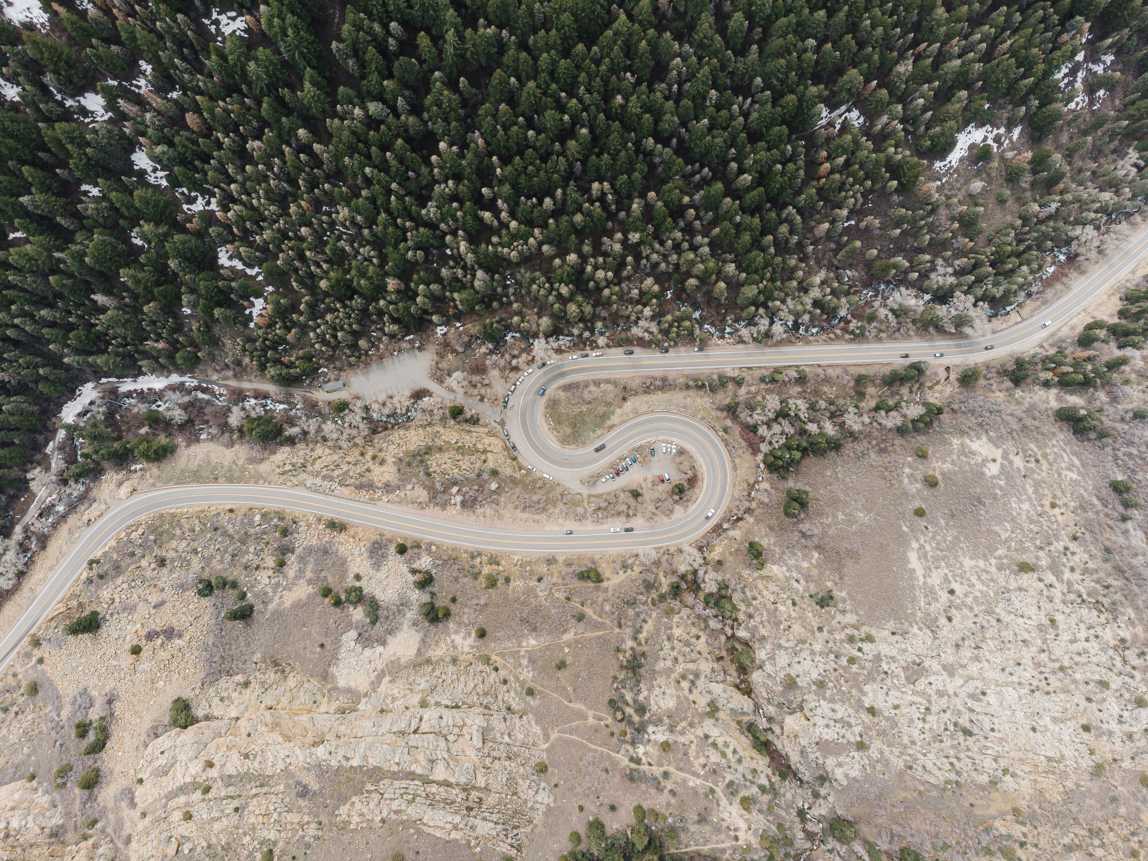 A road with a curved curve photo – Free Utah Image on Unsplash