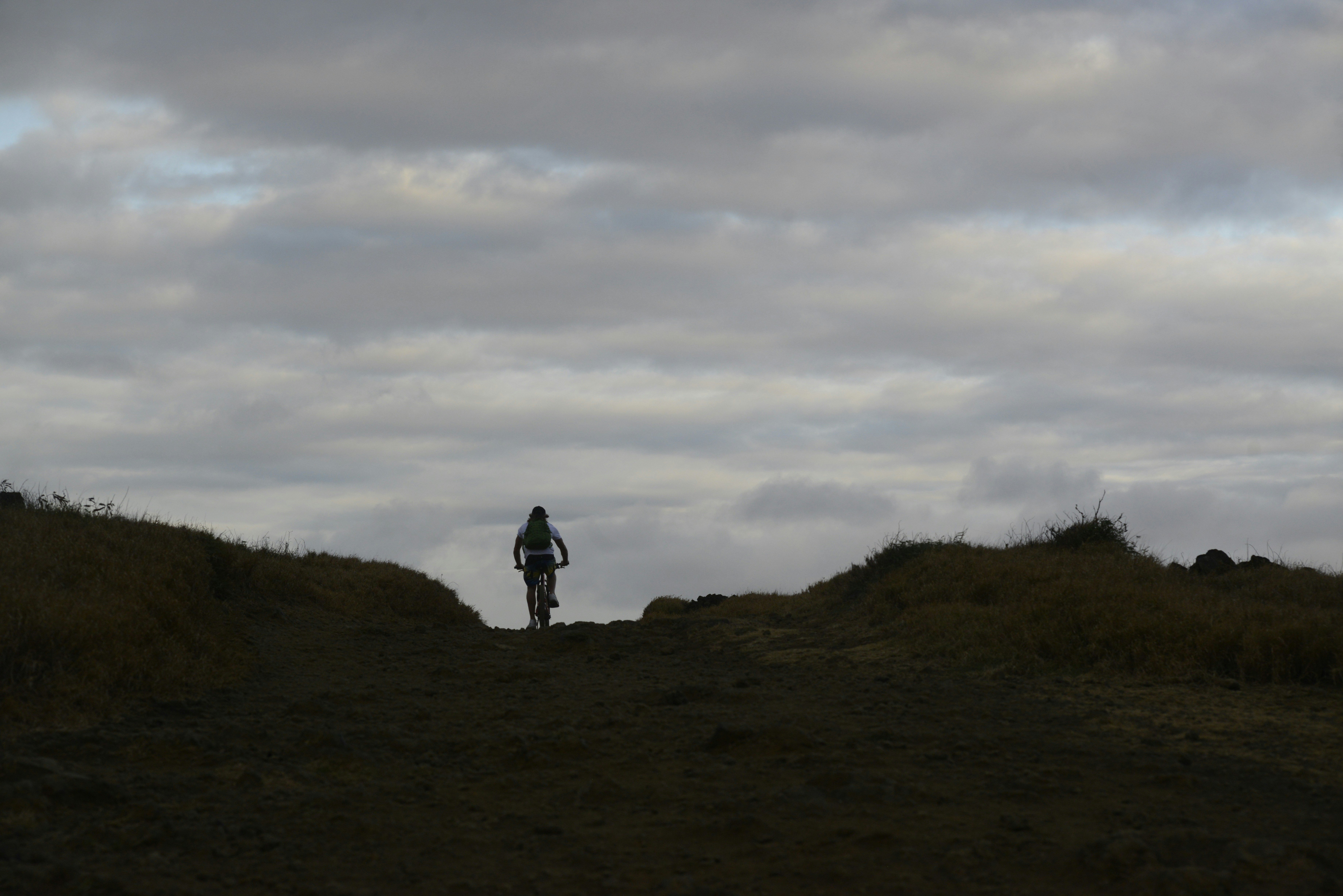 Foto Una persona caminando sobre una colina – Imagen Gris gratis en ...