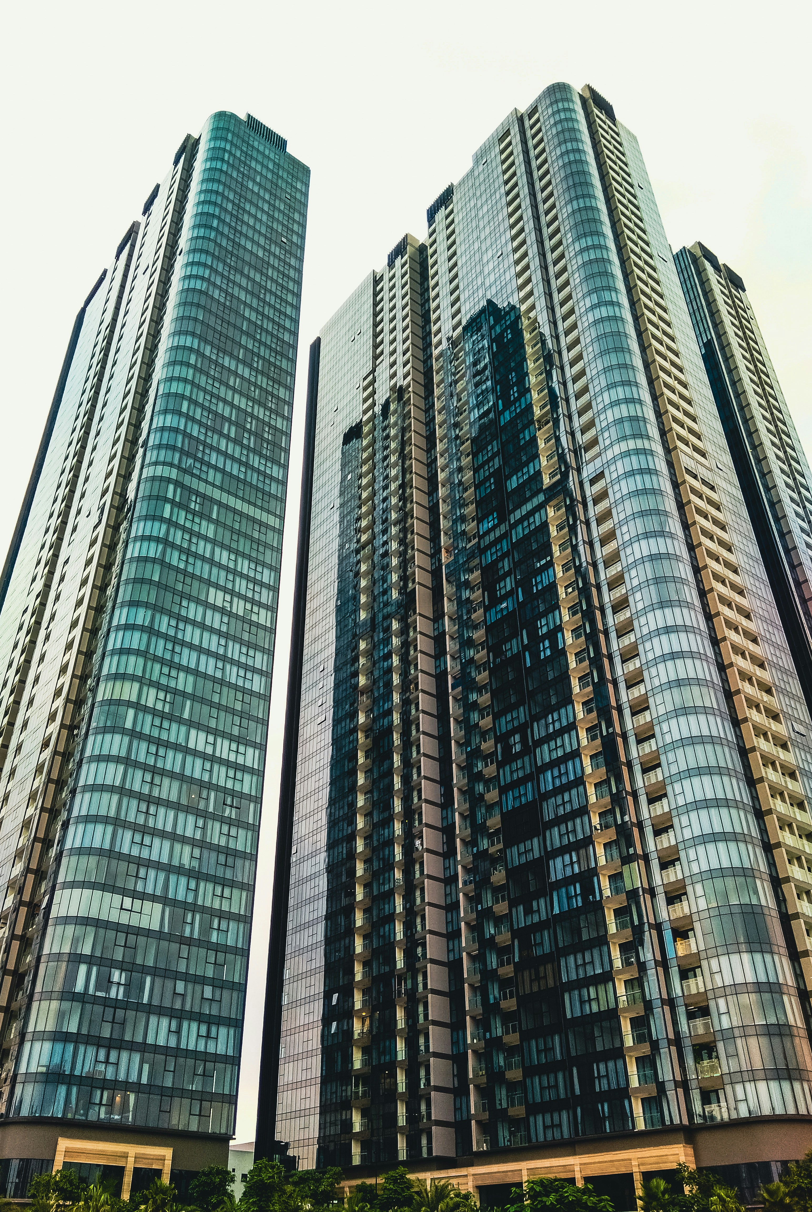 Un par de edificios altos foto – Imagen de Edificio gratuita en Unsplash