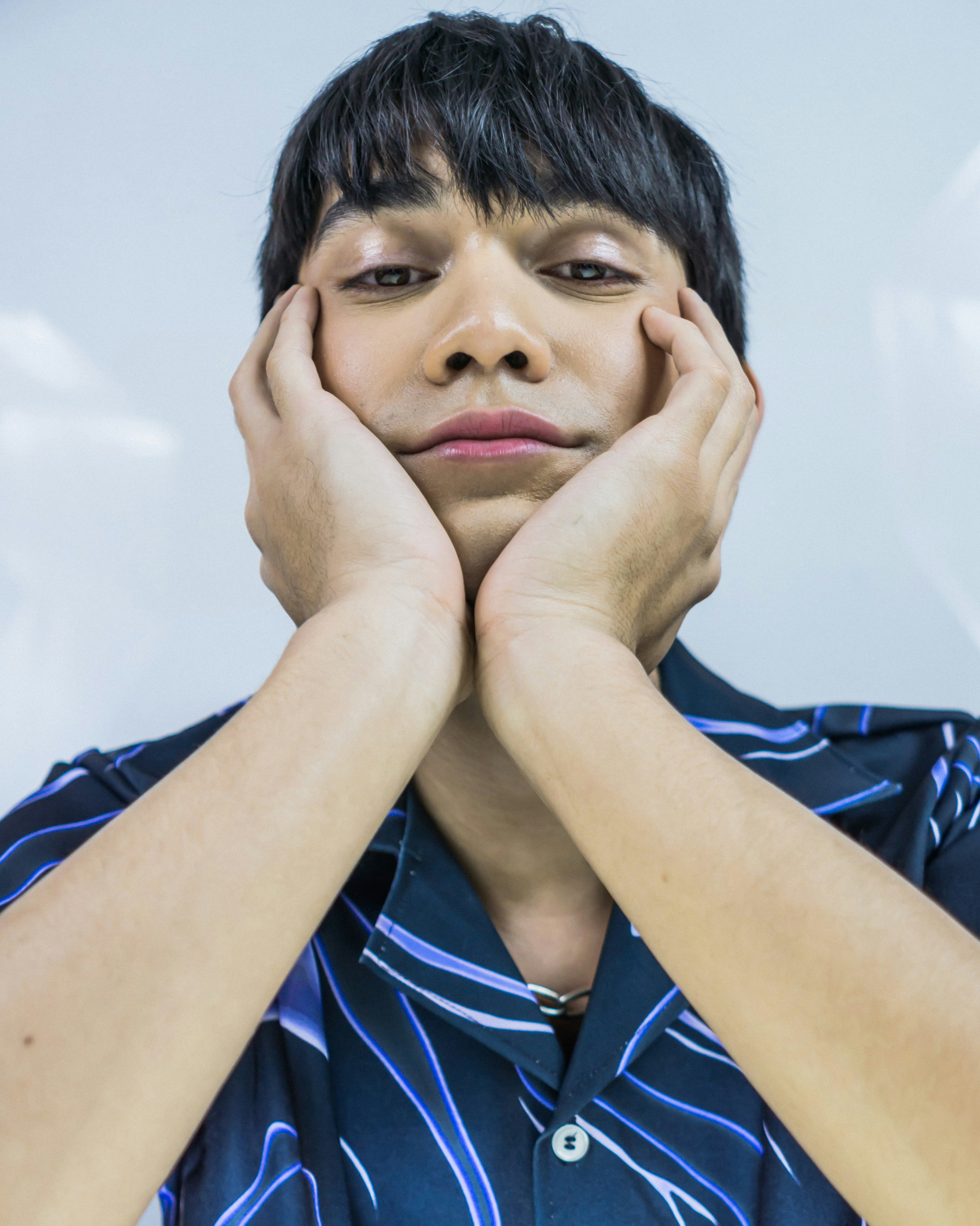 Une personne avec les mains sur le visage photo – Photo Mode Gratuite ...