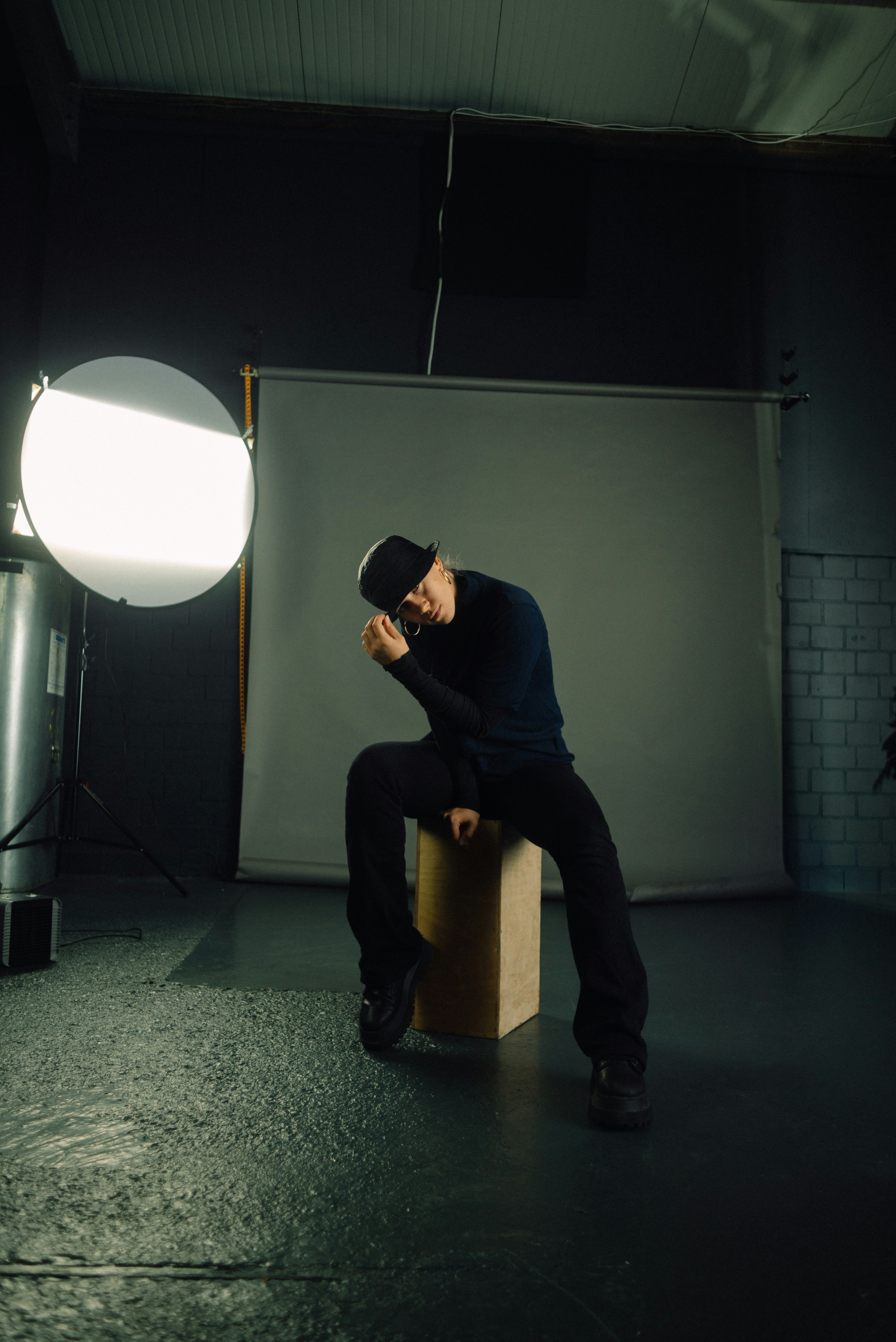 Une personne assise sur une chaise photo – Image gratuite de Gris sur ...