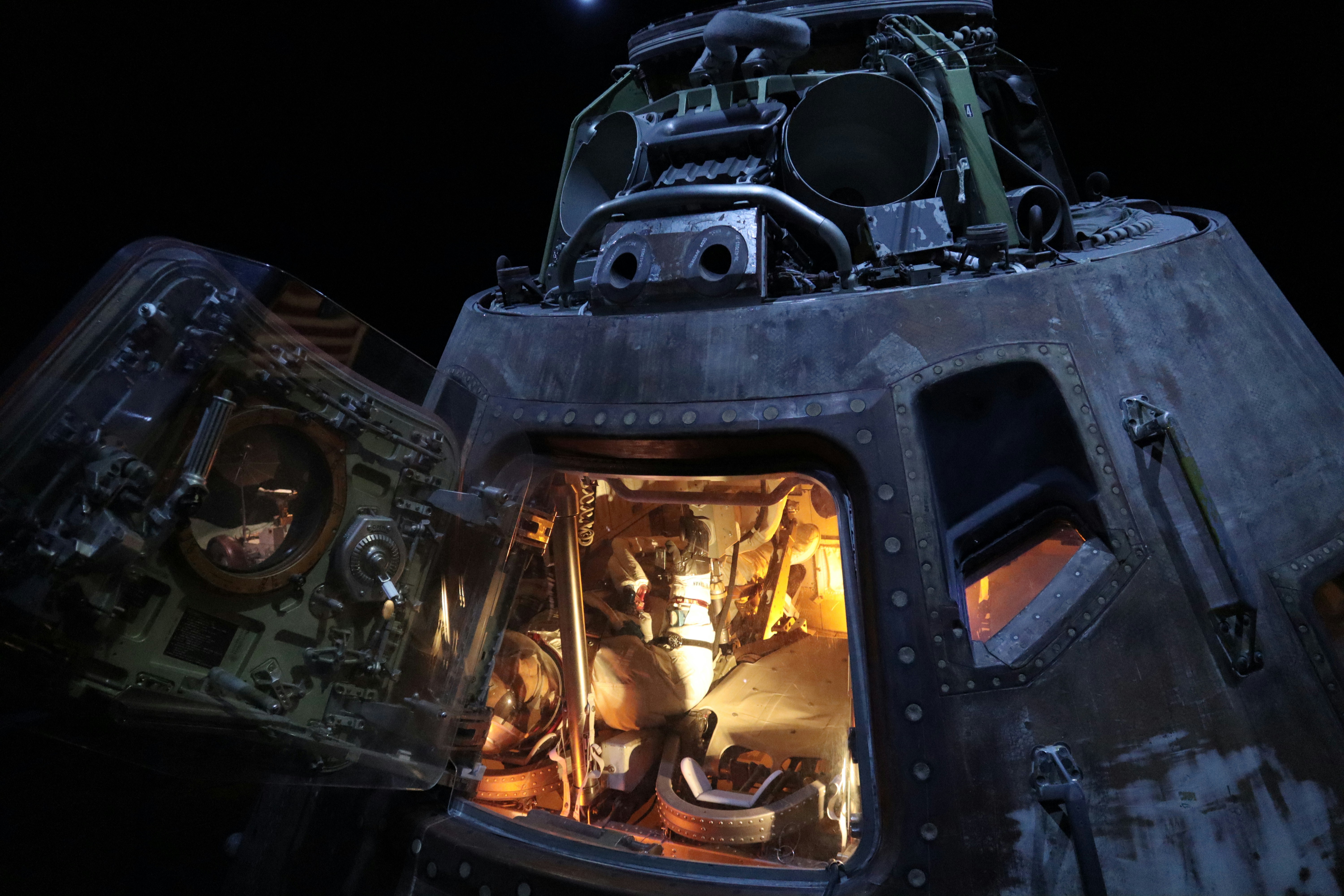 Un foyer avec un foyer photo – Photo Avion Gratuite sur Unsplash