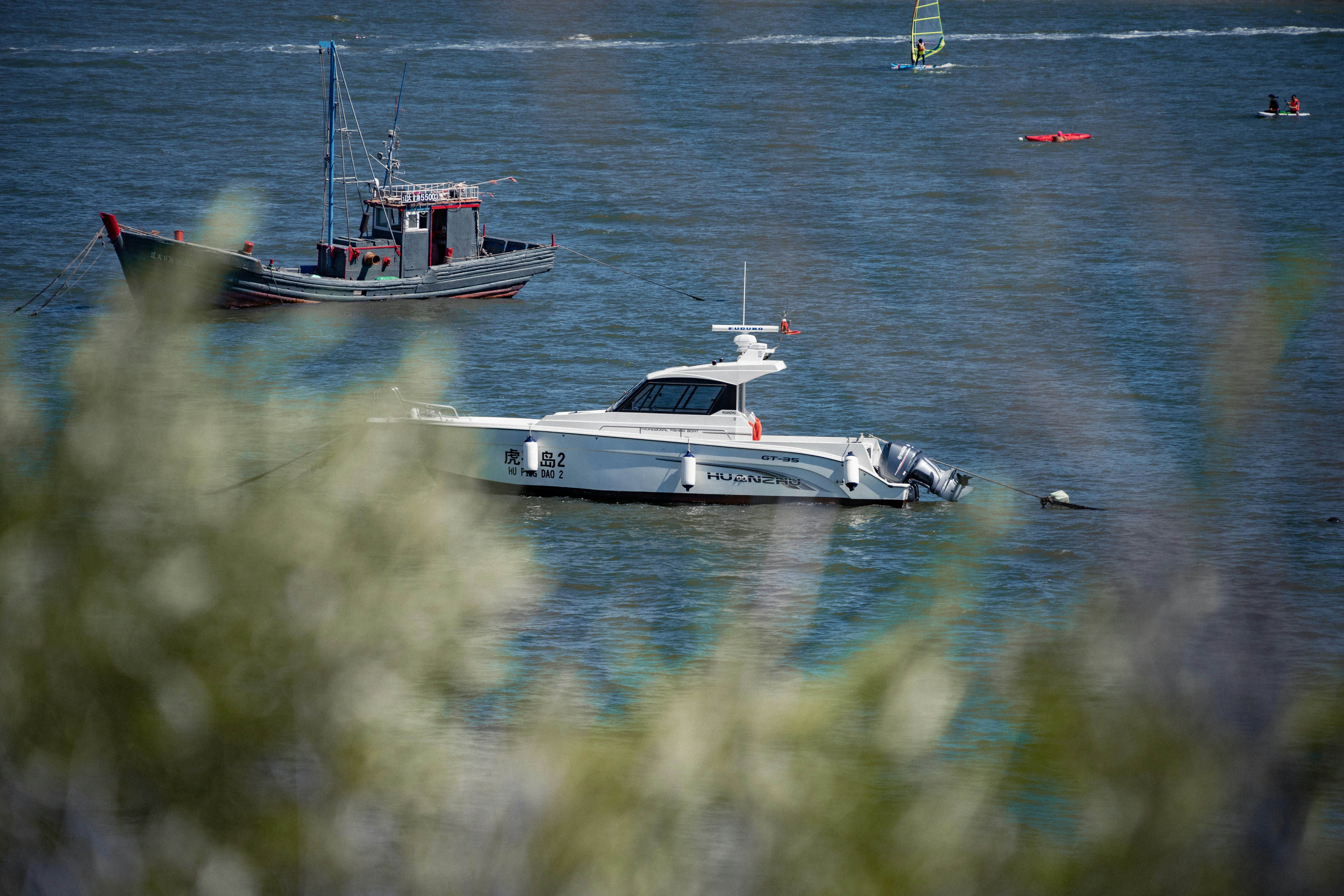 A helicopter flying over a boat photo – Free Image on Unsplash