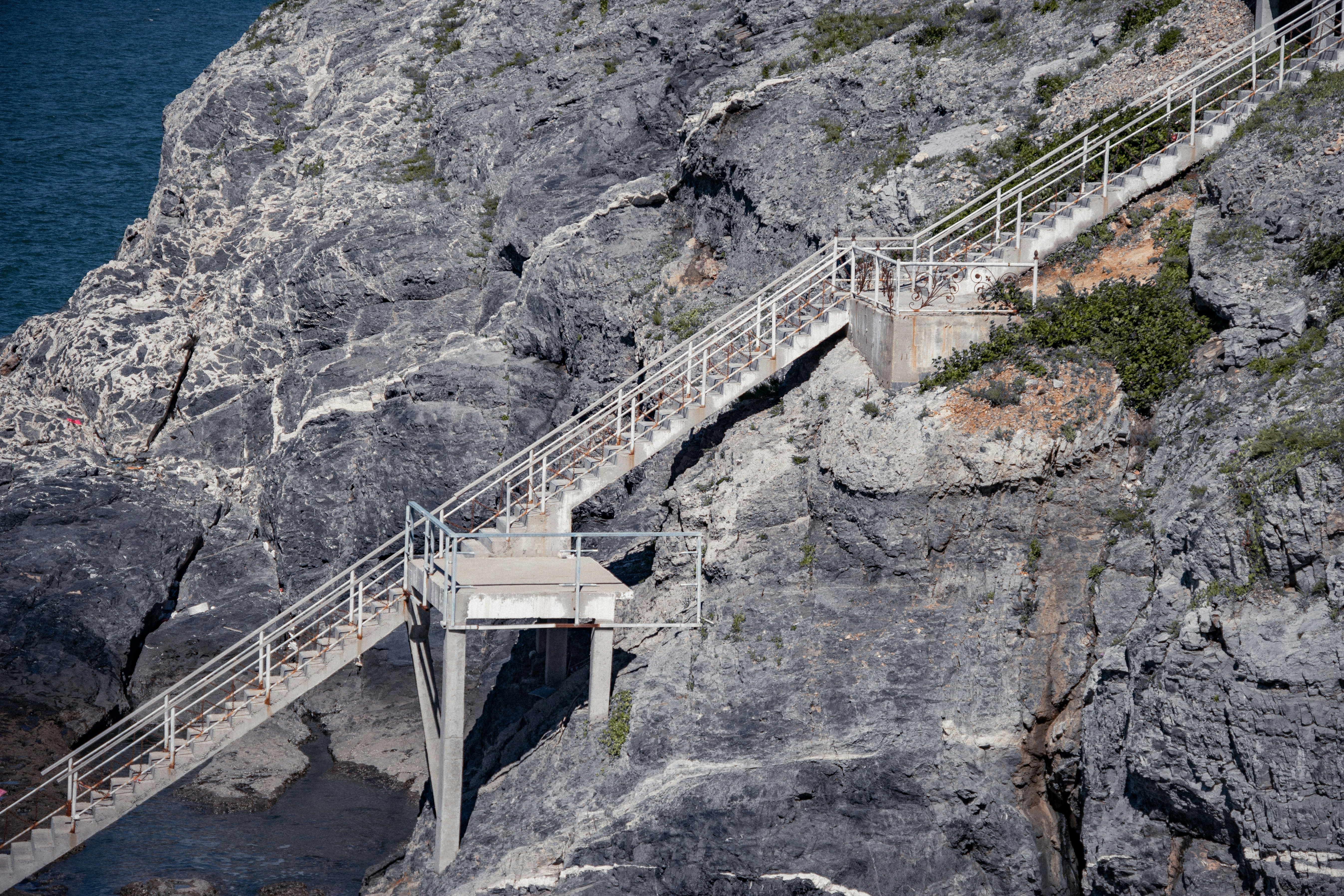 A bridge over a cliff photo – Free Grey Image on Unsplash