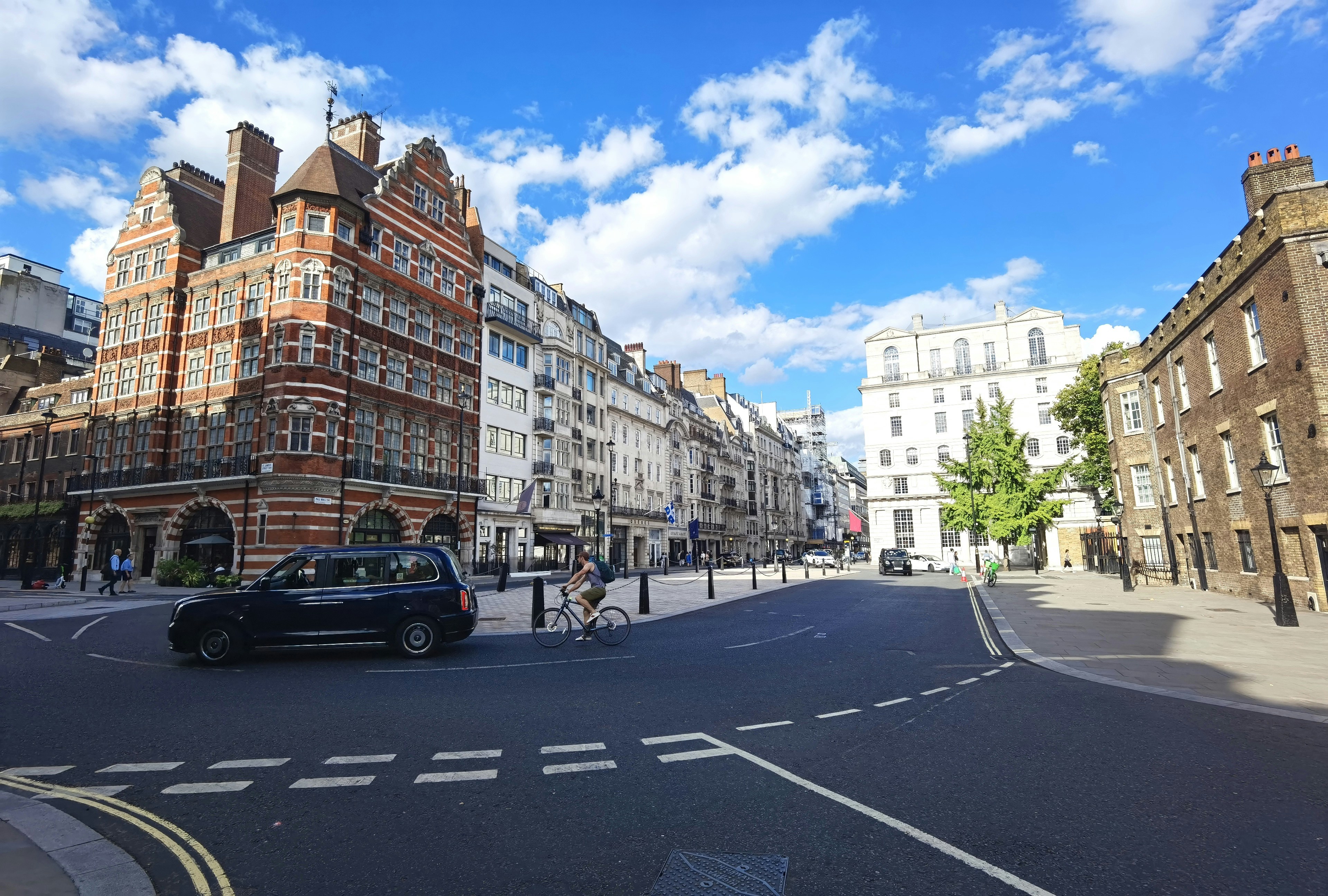 A street with buildings on either side photo – Free Pall mall Image on ...