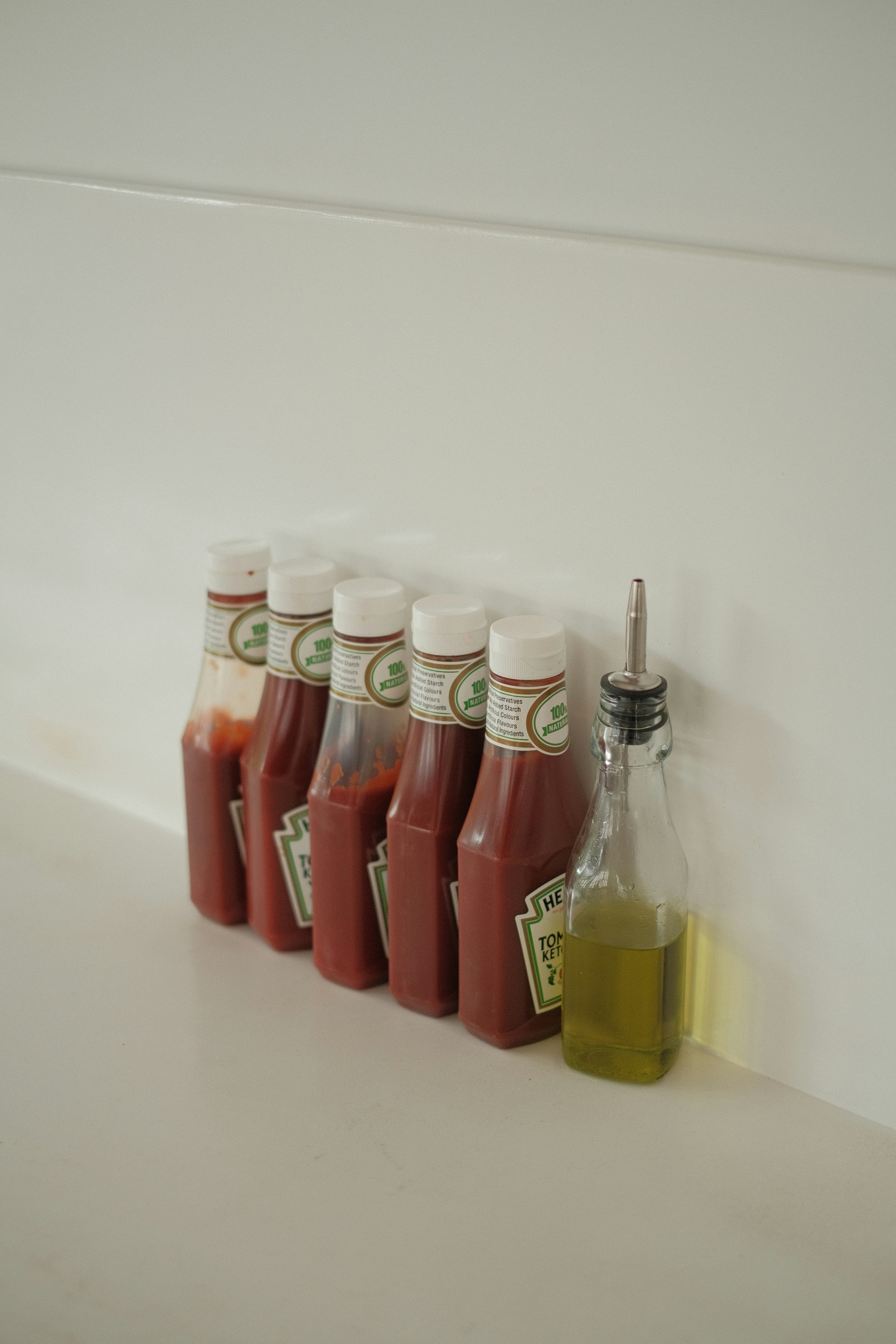 Foto Un grupo de botellas en un estante – Imagen Dehradun gratis en ...