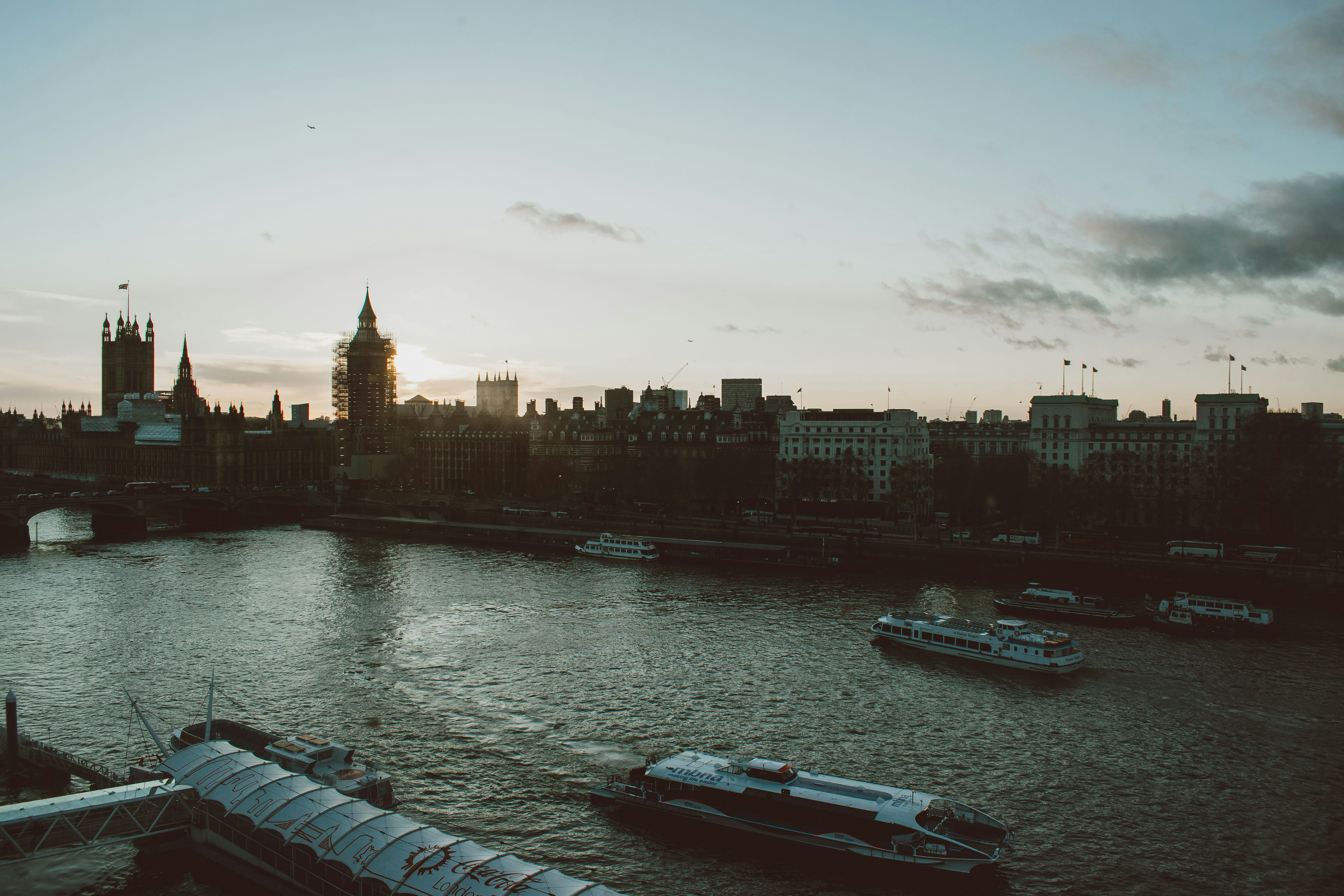 A body of water with boats in it and buildings in the back photo – Free ...