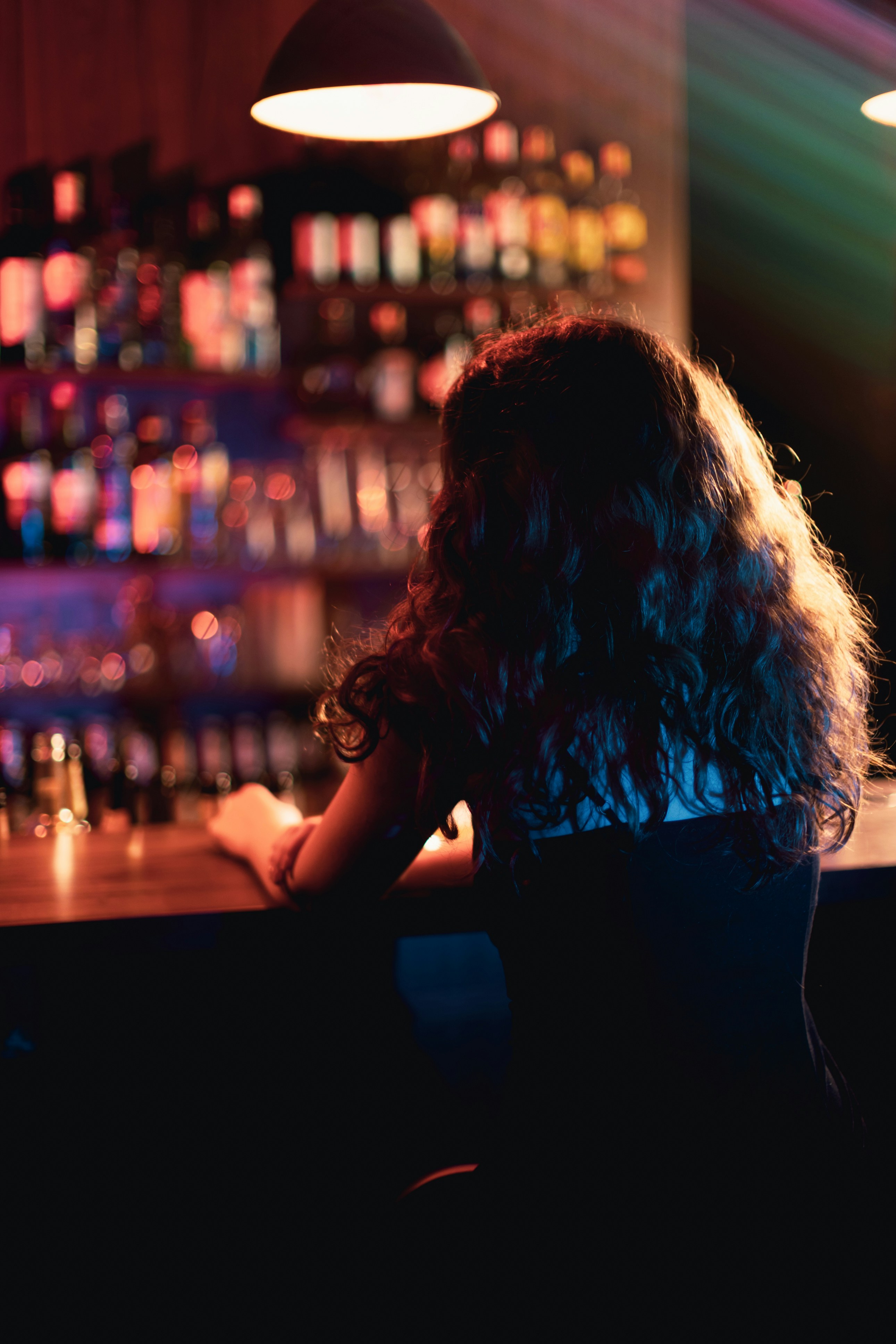 Foto Una persona sentada en un bar – Imagen Berlina gratis en Unsplash