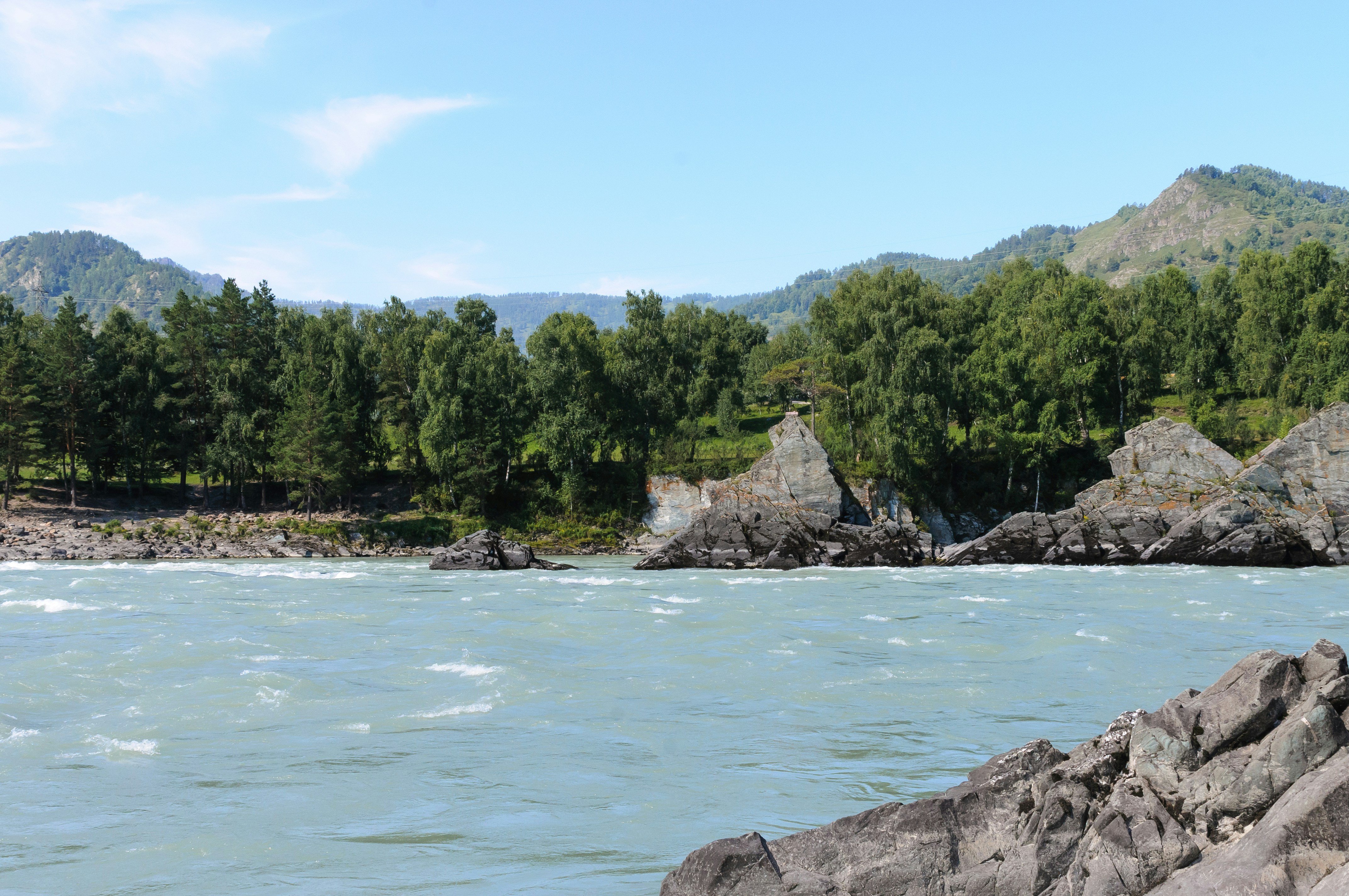 Foto Un cuerpo de agua con rocas y árboles a su alrededor – Imagen ...