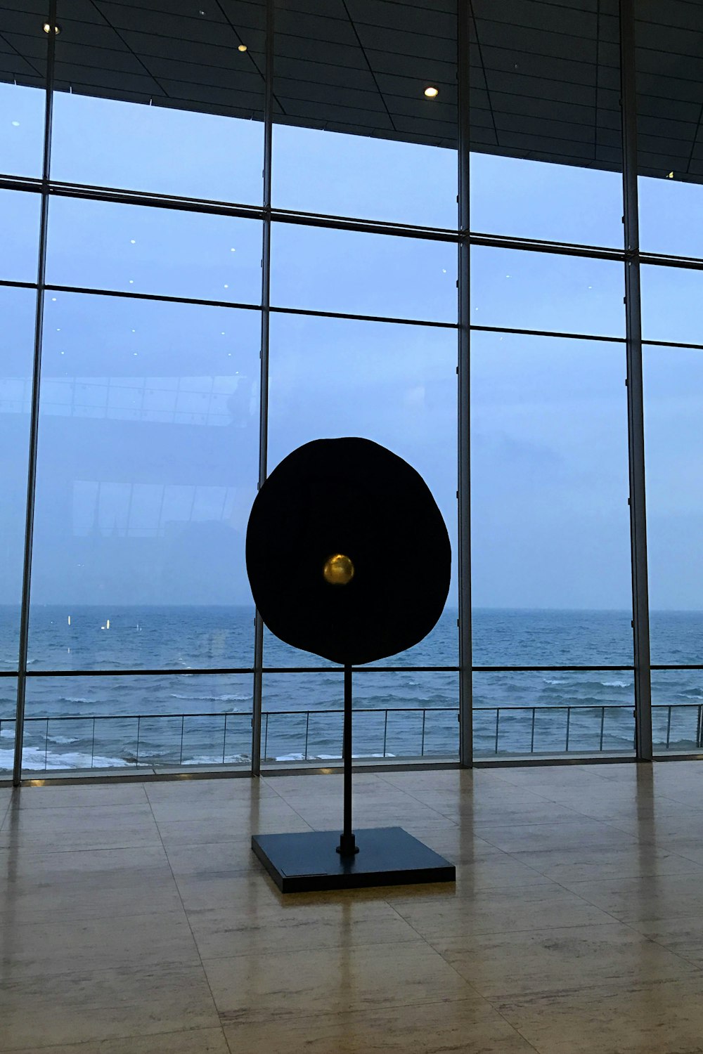 Un objet en verre avec un objet rond devant une fenêtre photo – Photo ... Un objet en verre avec un objet rond devant une fenêtre photo – Photo ...