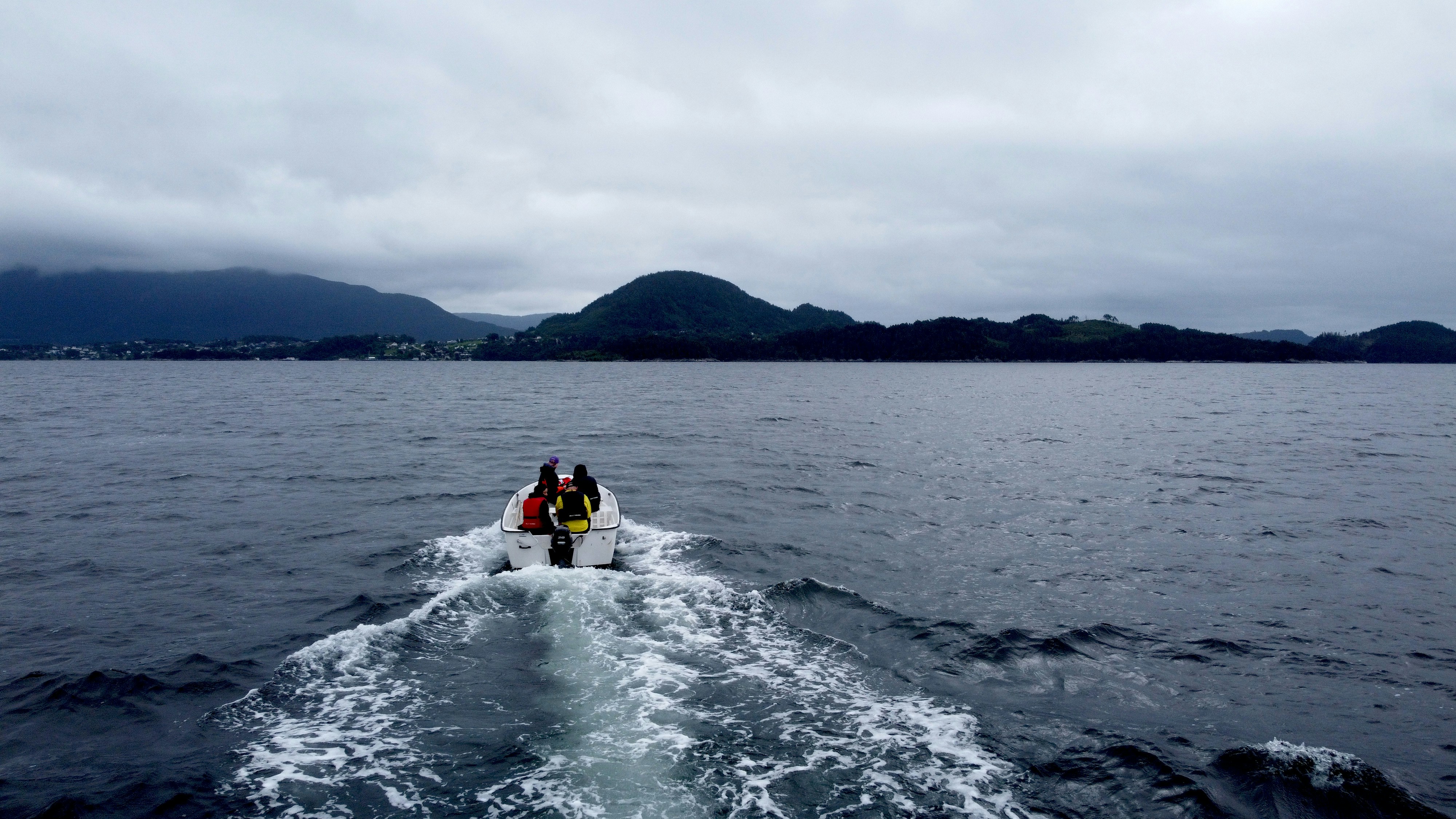 A boat on the water photo – Free Skorpo Image on Unsplash