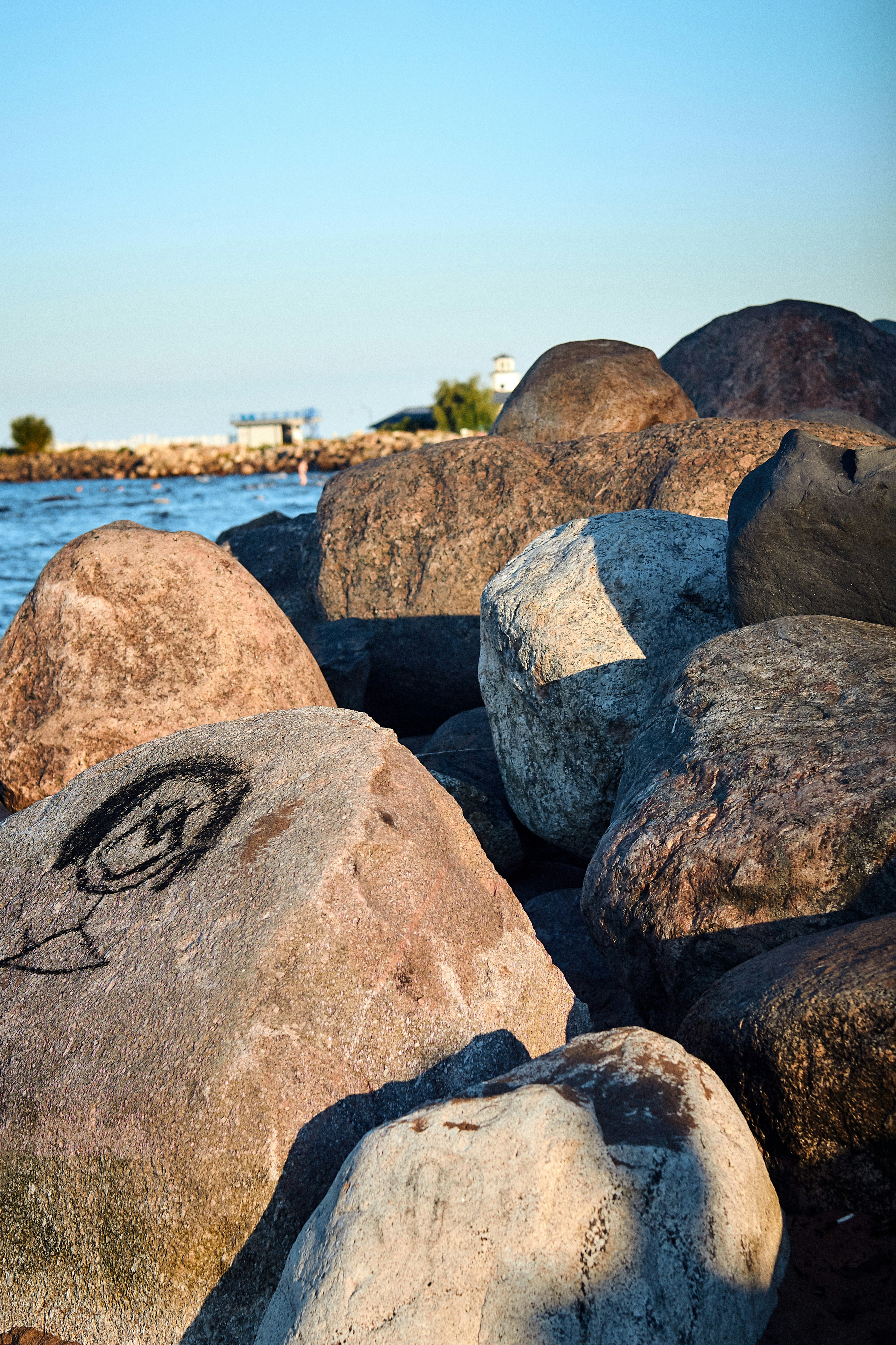 A group of rocks by the water photo – Free Rock Image on Unsplash
