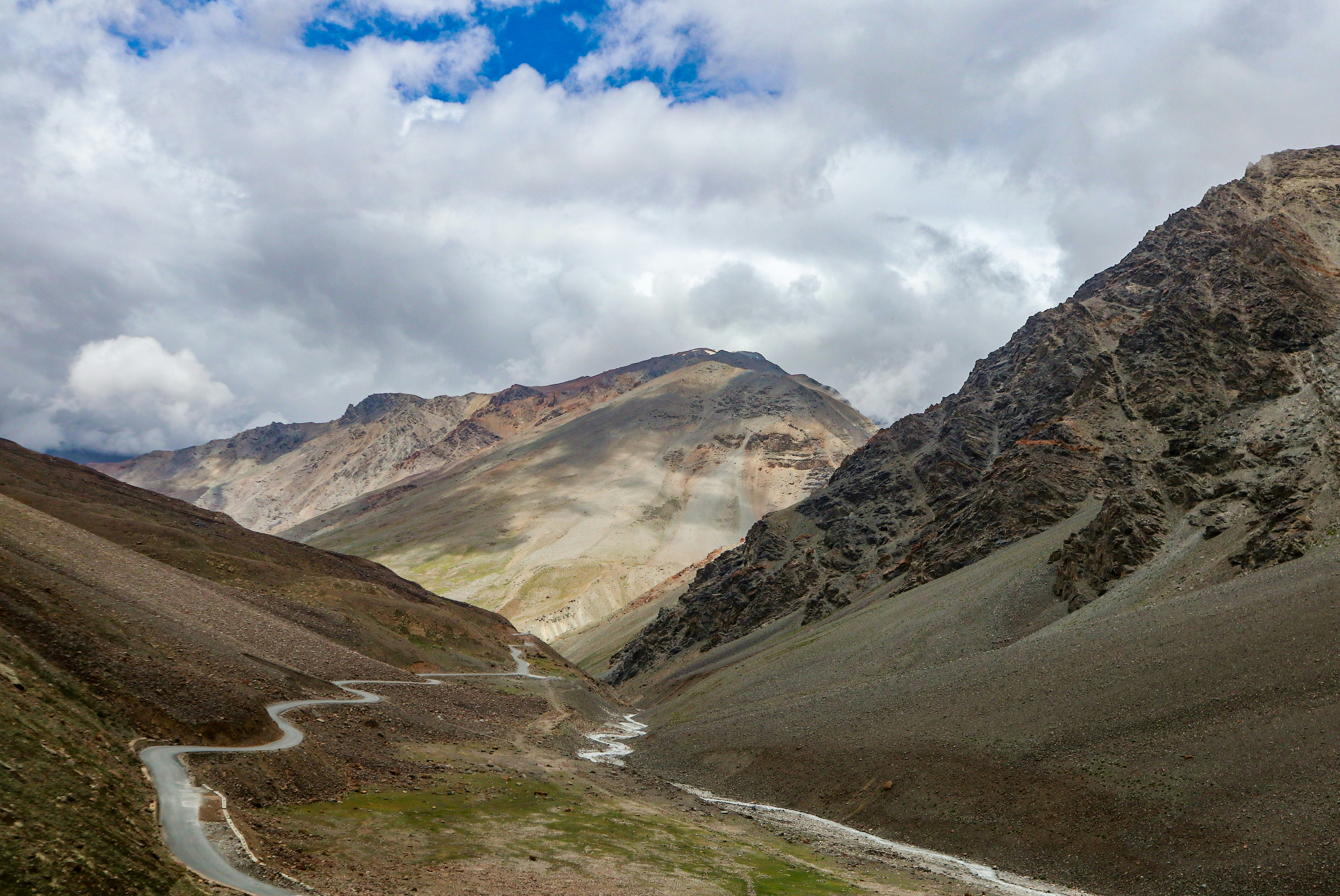 A valley between mountains photo – Free India Image on Unsplash