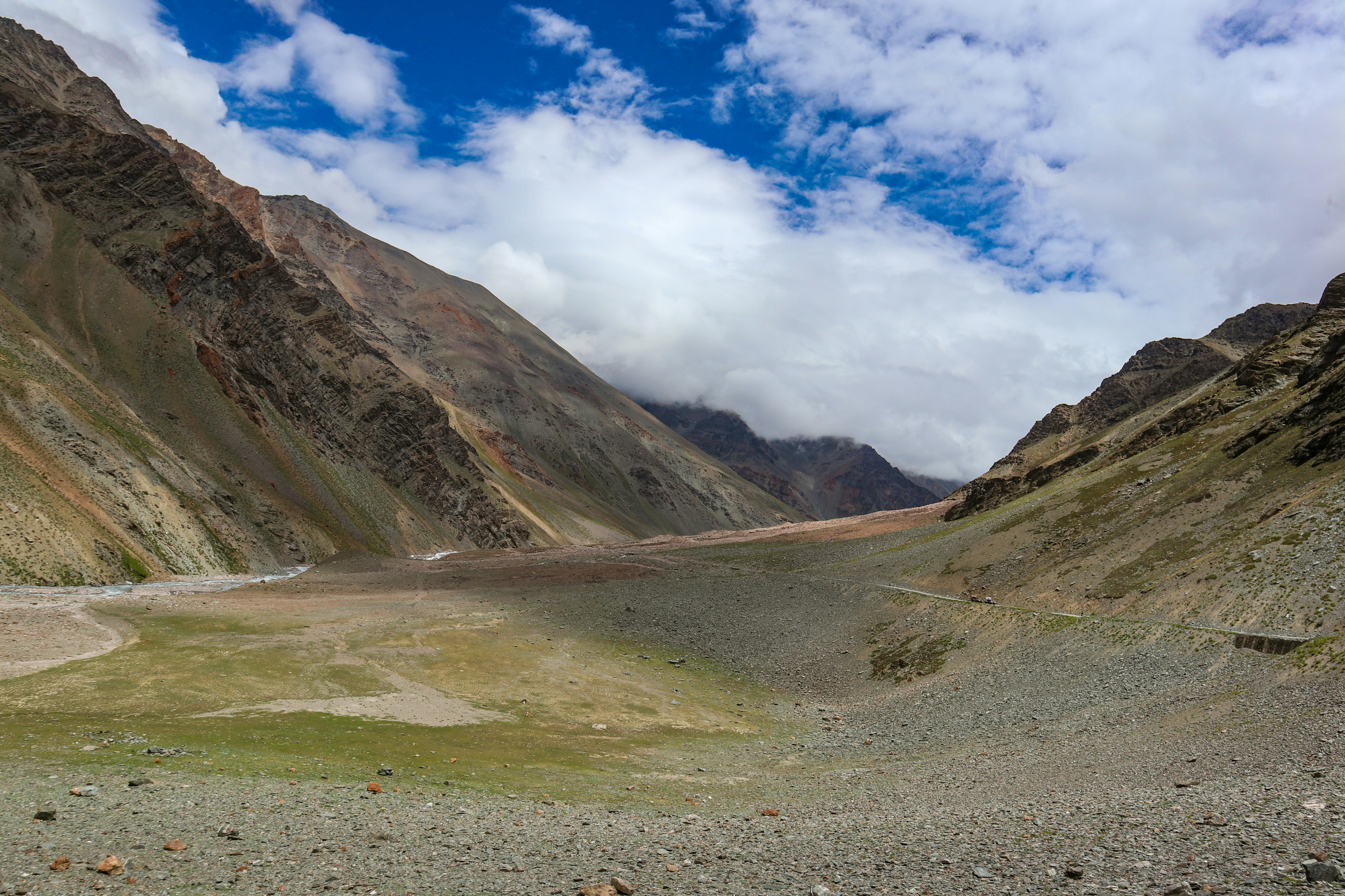 A valley between mountains photo – Free Himachal pradesh Image on Unsplash