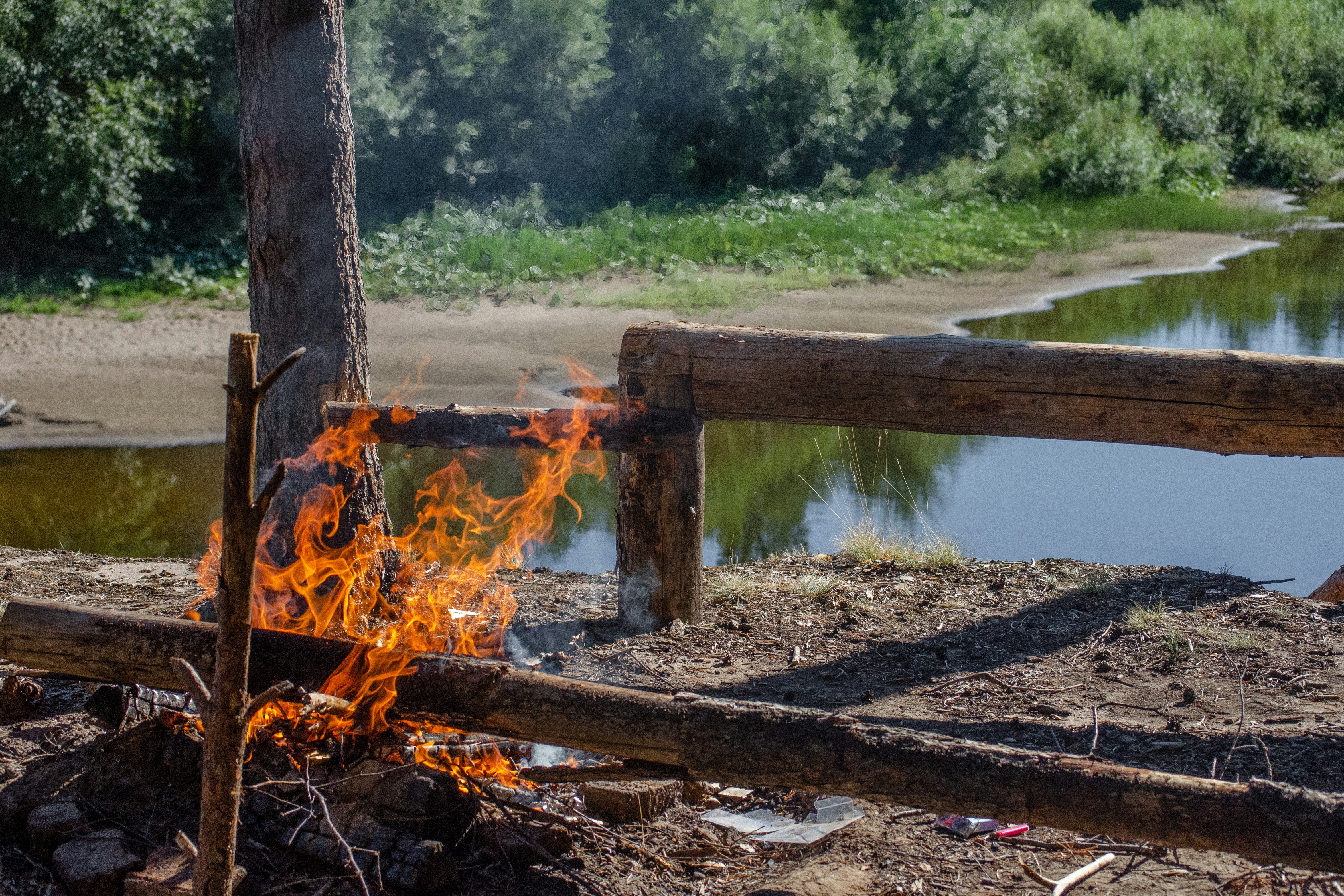 A fire burning in a fence photo – Free Russia Image on Unsplash