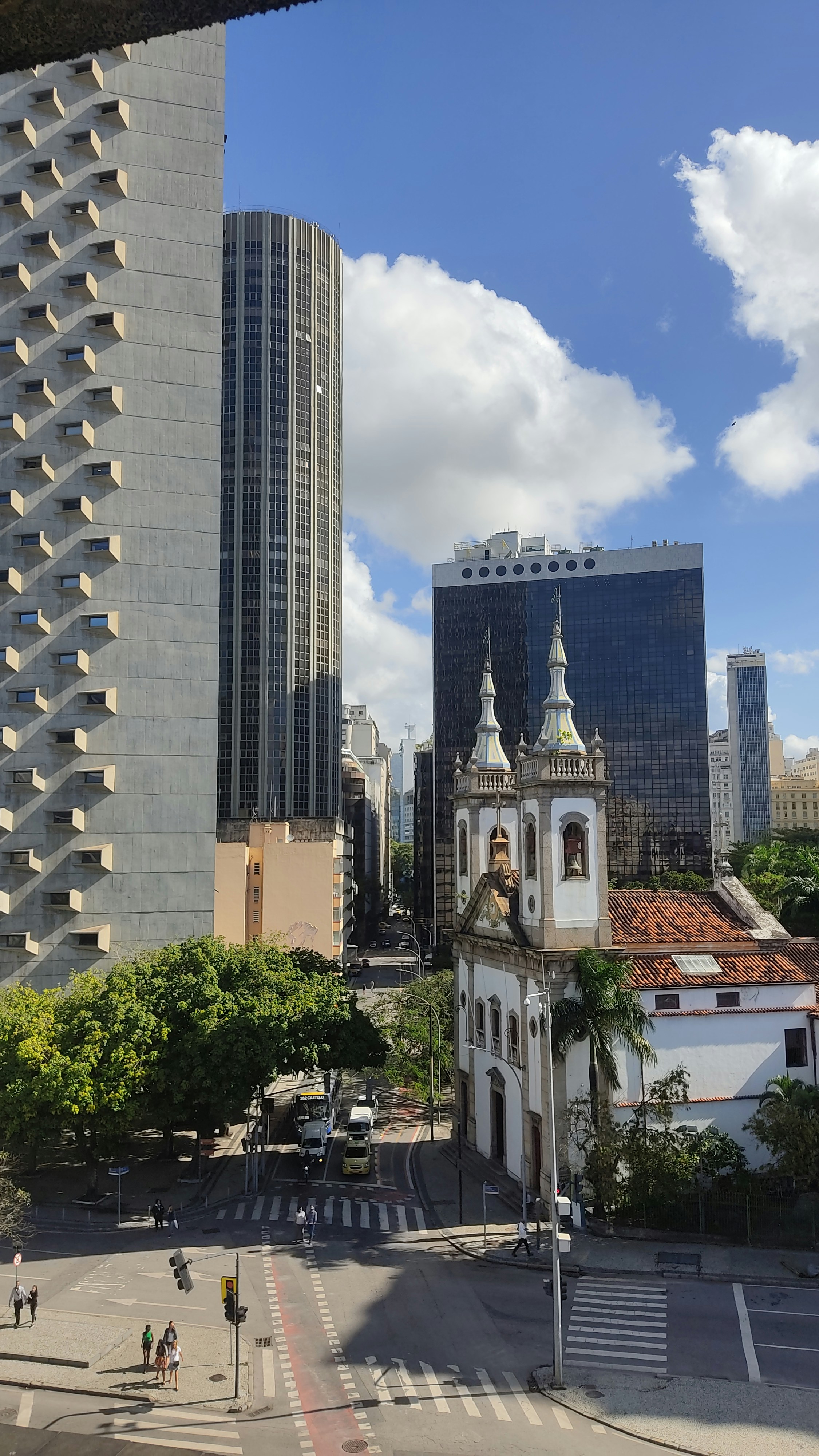A city street with tall buildings photo – Free Brazil Image on Unsplash