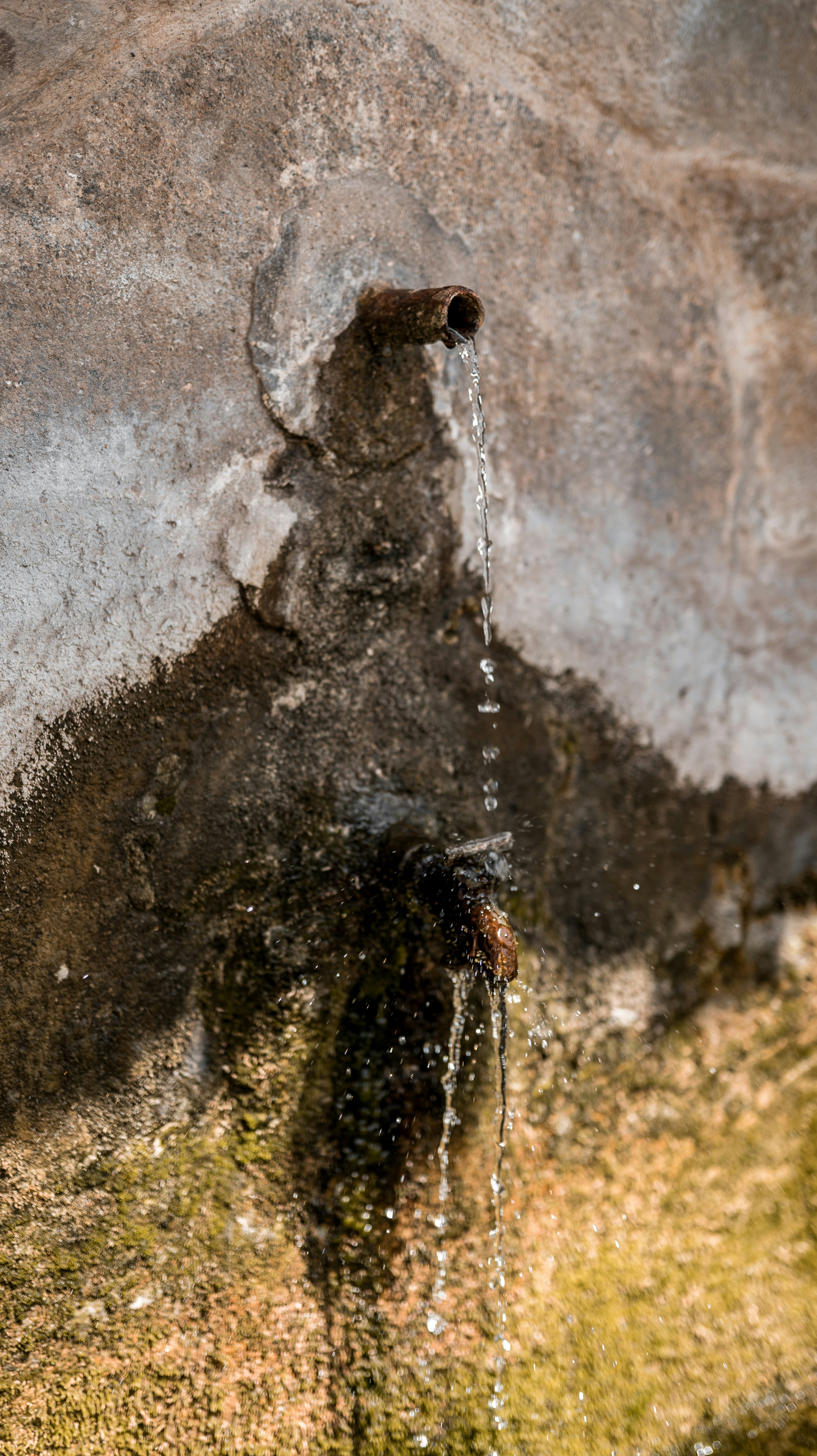 Una roca con agua saliendo de ella foto – Imagen de Agua gratuita en ...