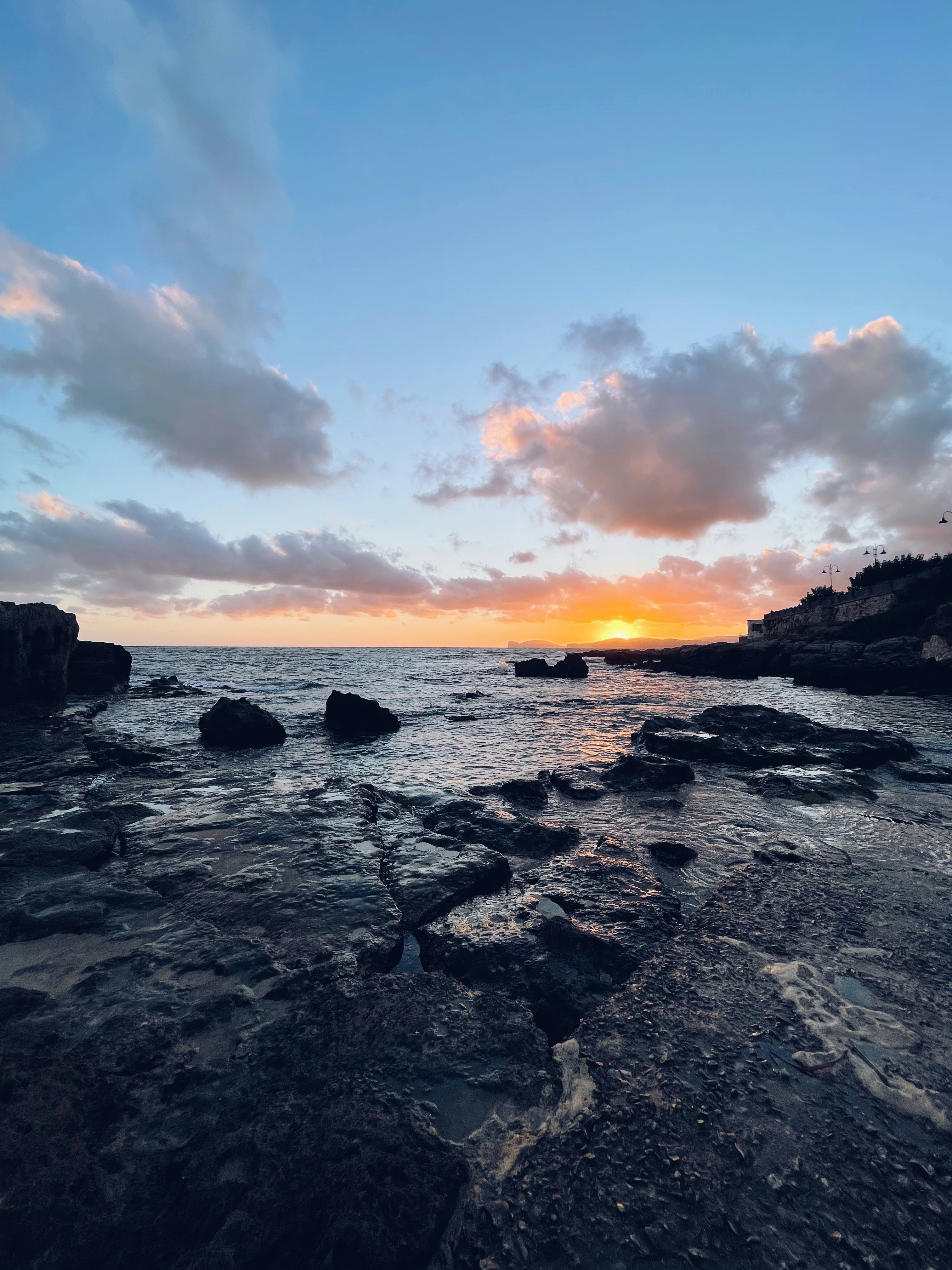 Une plage rocheuse avec un coucher de soleil photo – Image gratuite de ...