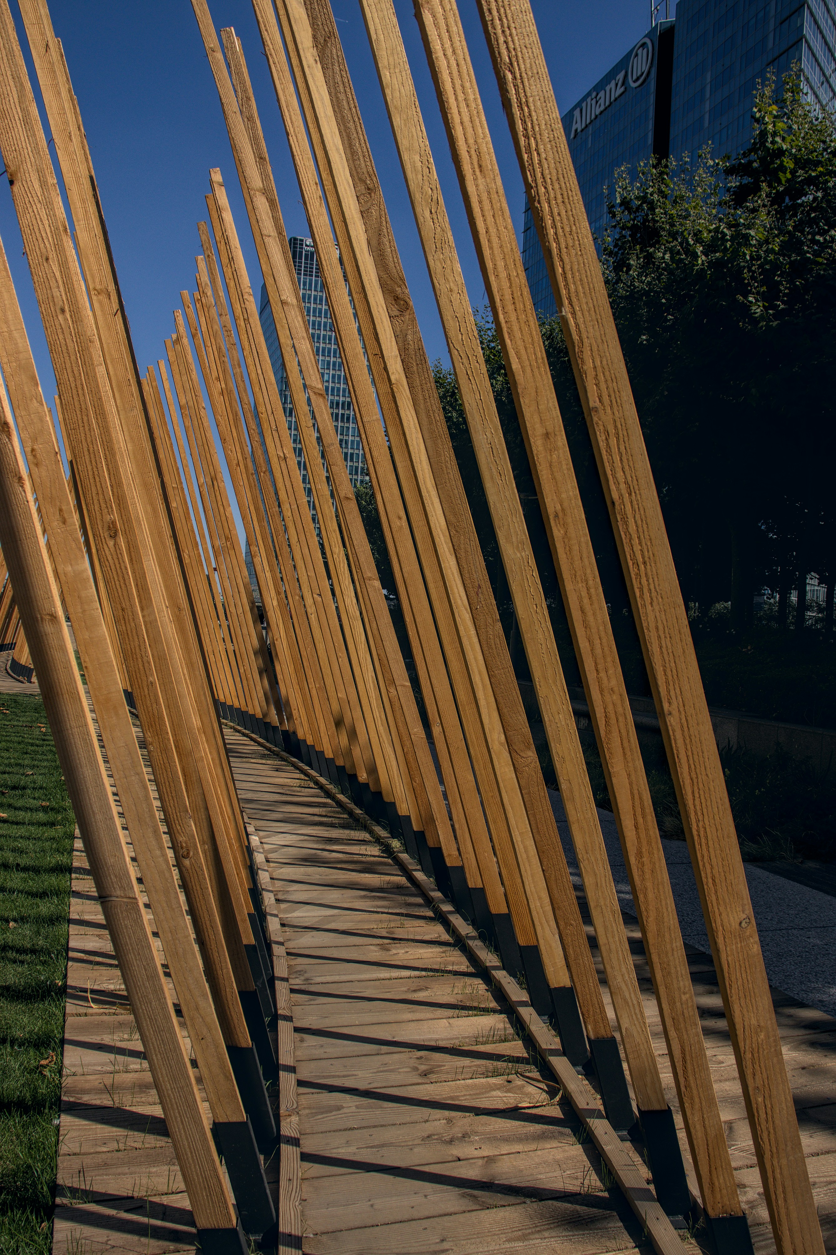 A wooden bridge with a railing photo – Free La défense Image on Unsplash