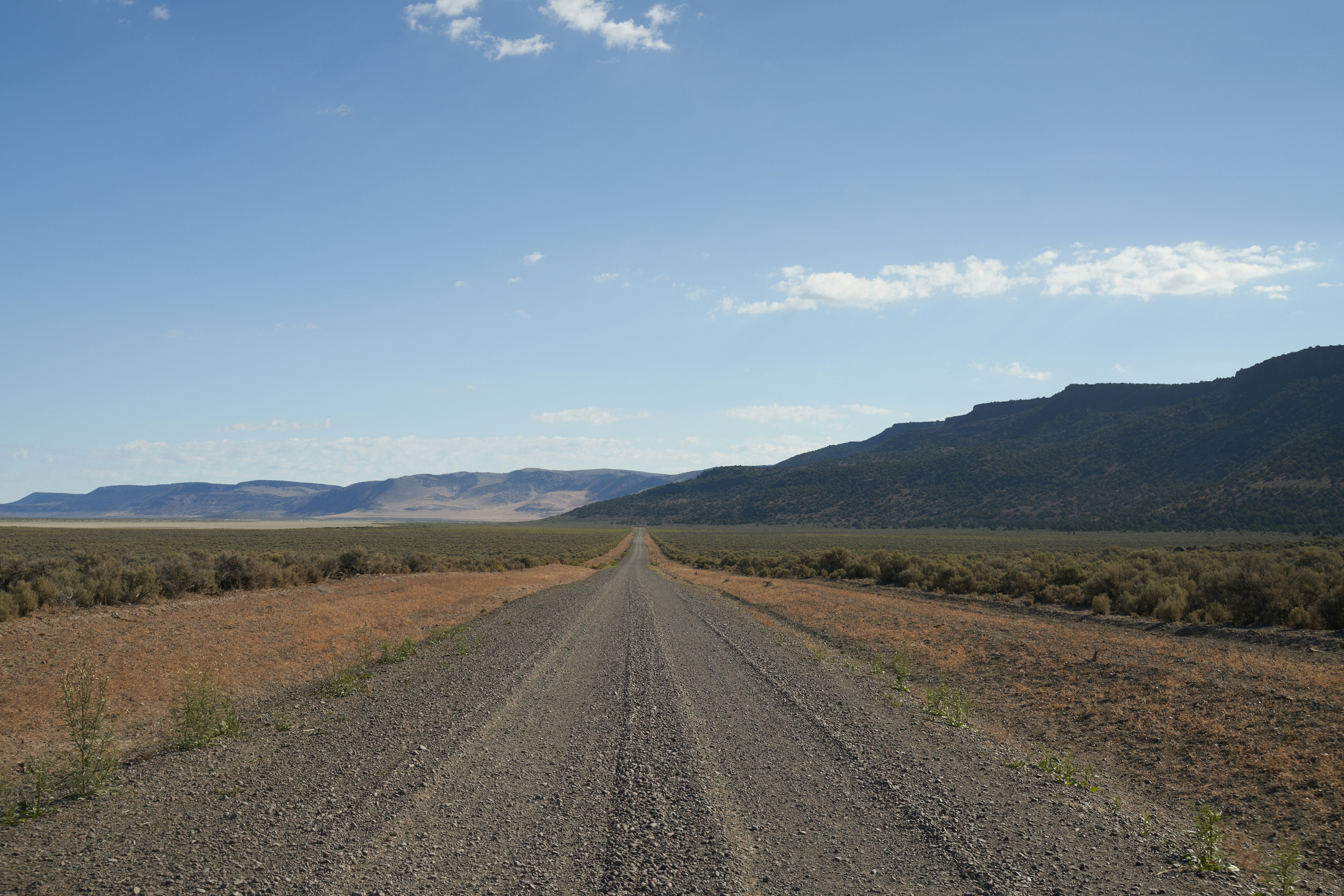 Un chemin de terre au milieu d’un désert photo – Photo Pays Gratuite ...