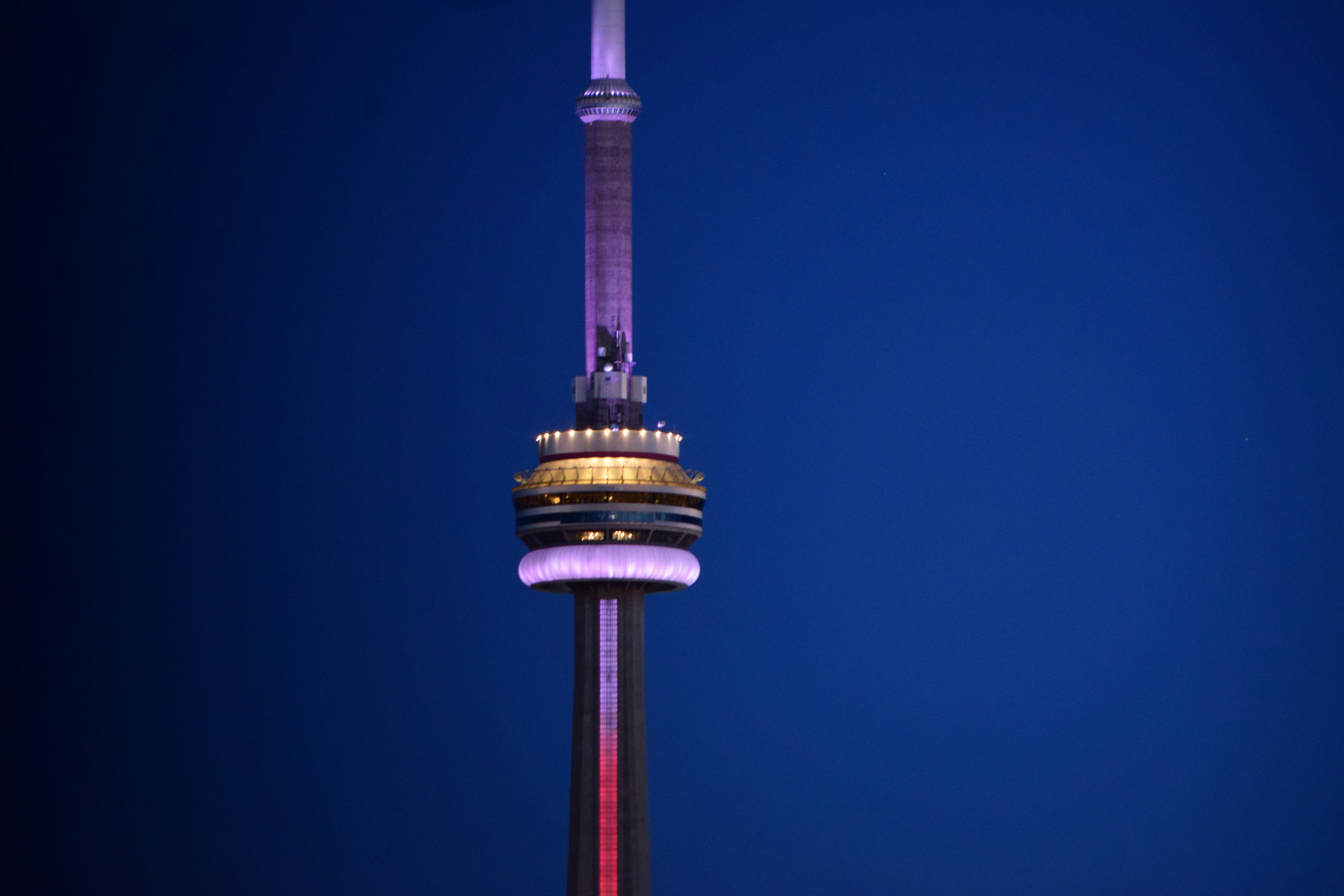 A tall tower with lights photo – Free Toronto Image on Unsplash