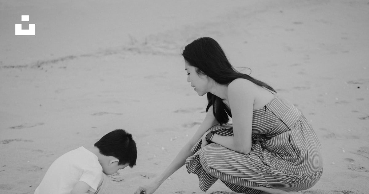 모래에서 노는 사람과 아이 사진 Unsplash의 무료 사람 이미지