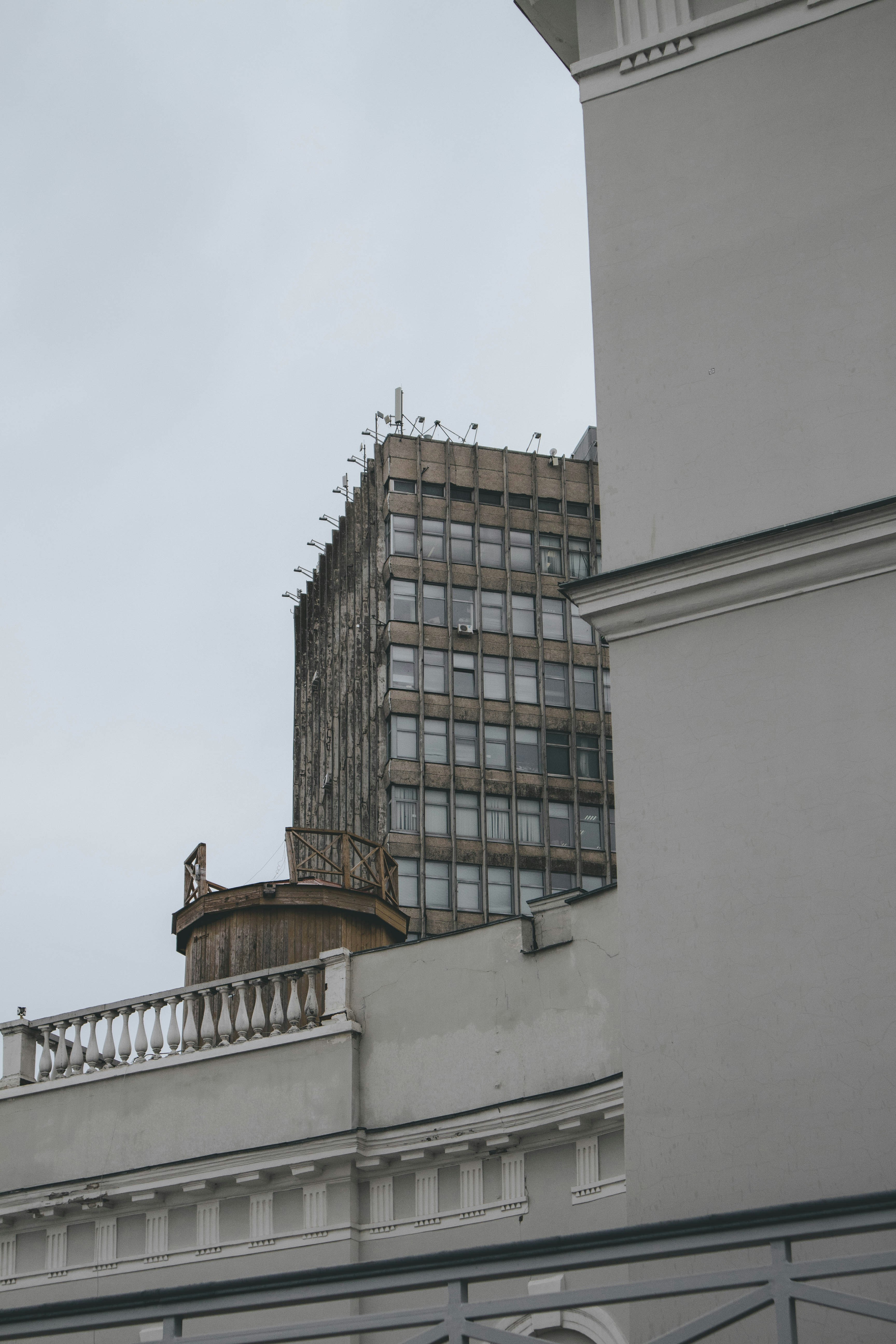 Rooftop Rust: Water Tank Framed by a City Grid
