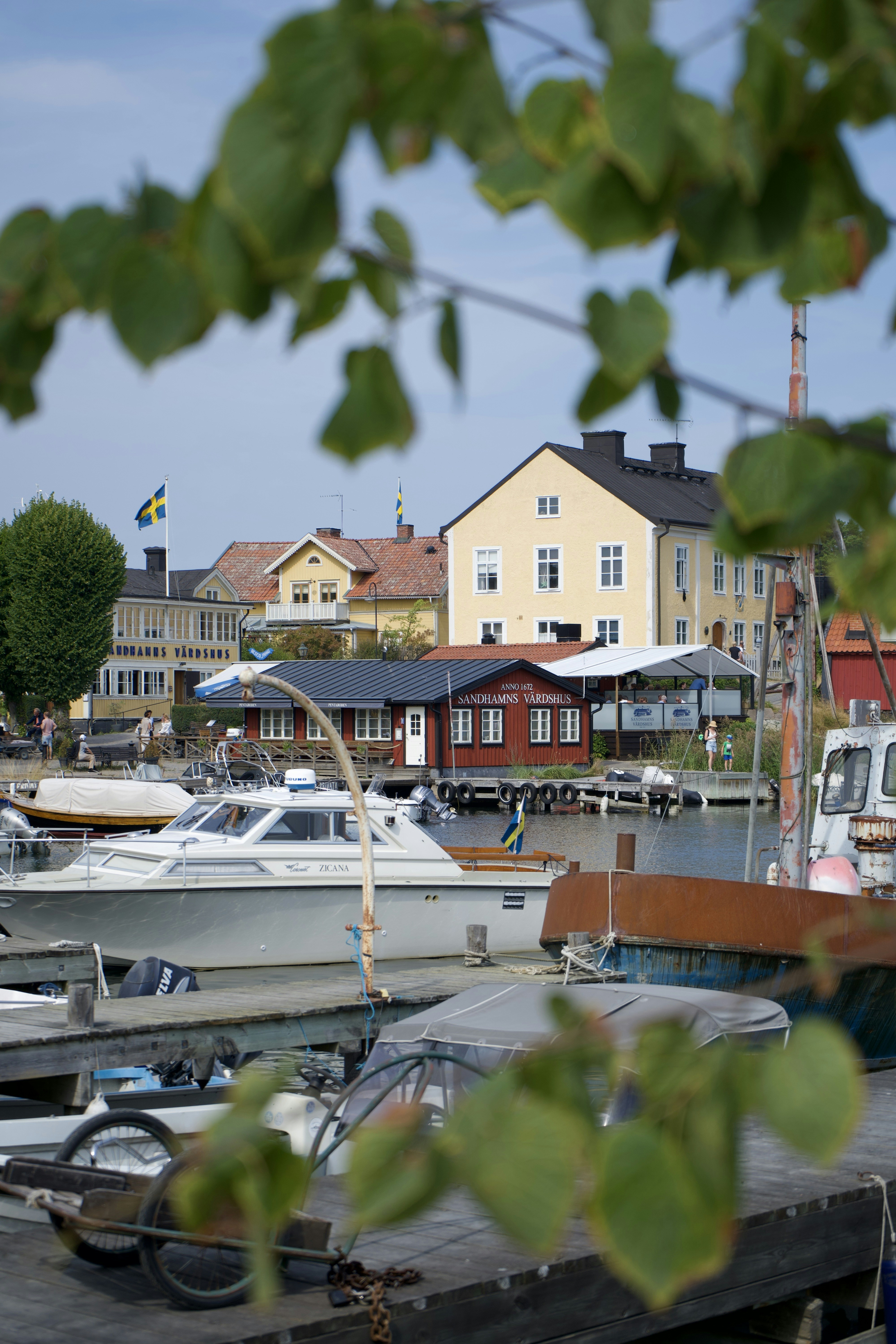Boats docked at a pier photo – Free Sandhamn Image on Unsplash