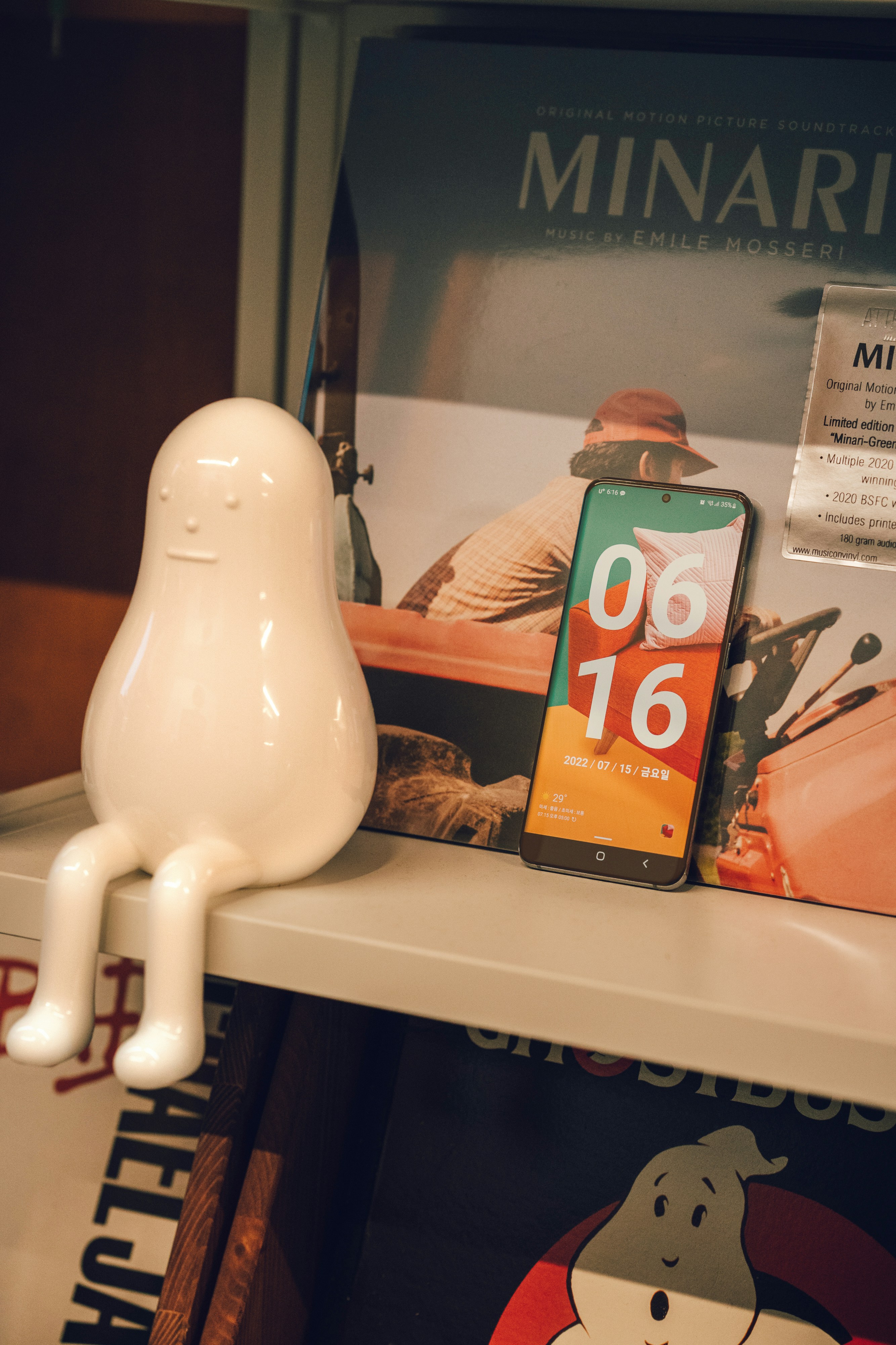Glow of Modernised Quirk: A Smartphone Leaning on a Curvy Minimalist Figure
