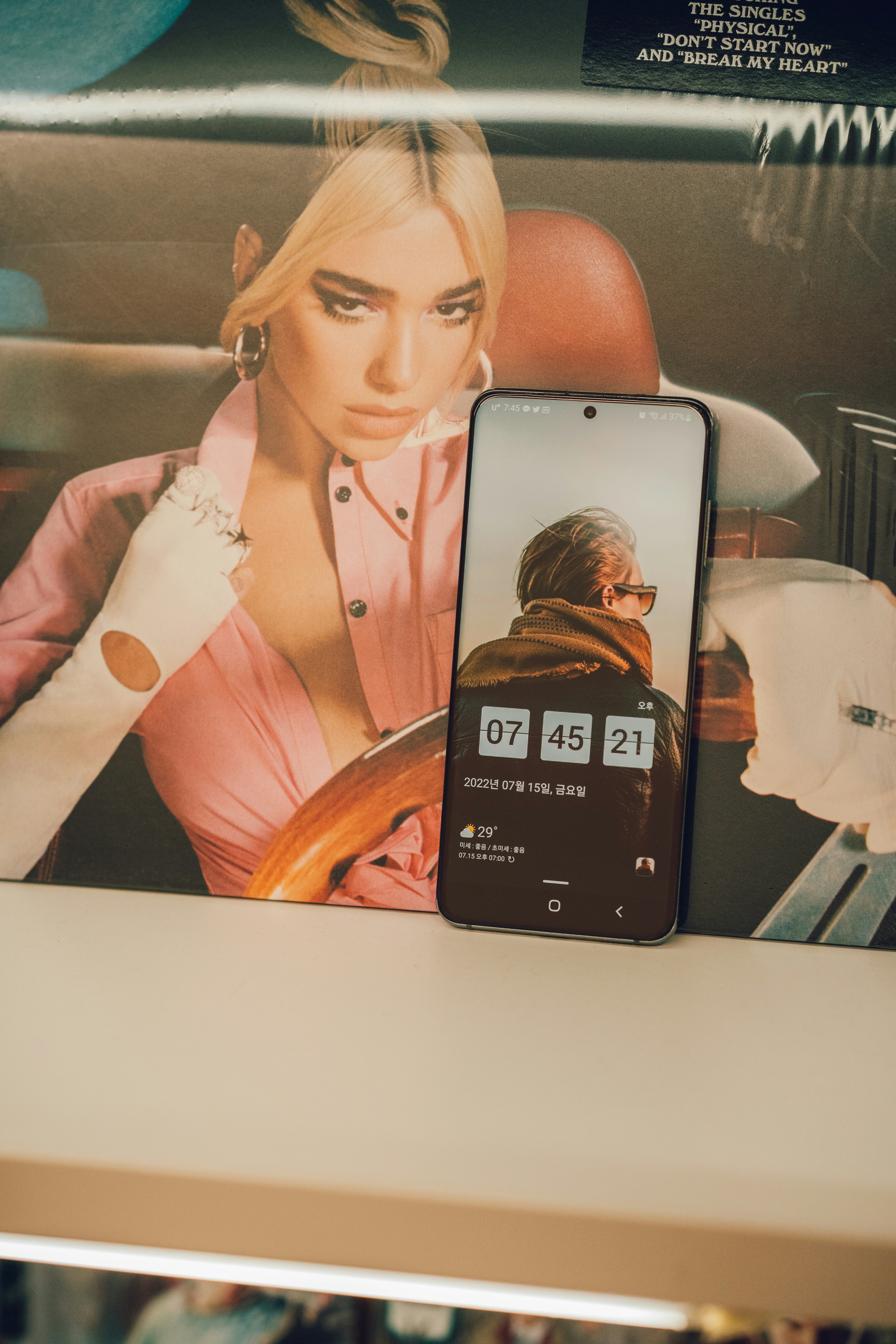 Portrait in Spotlight: A Smartphone Teaches the Frame